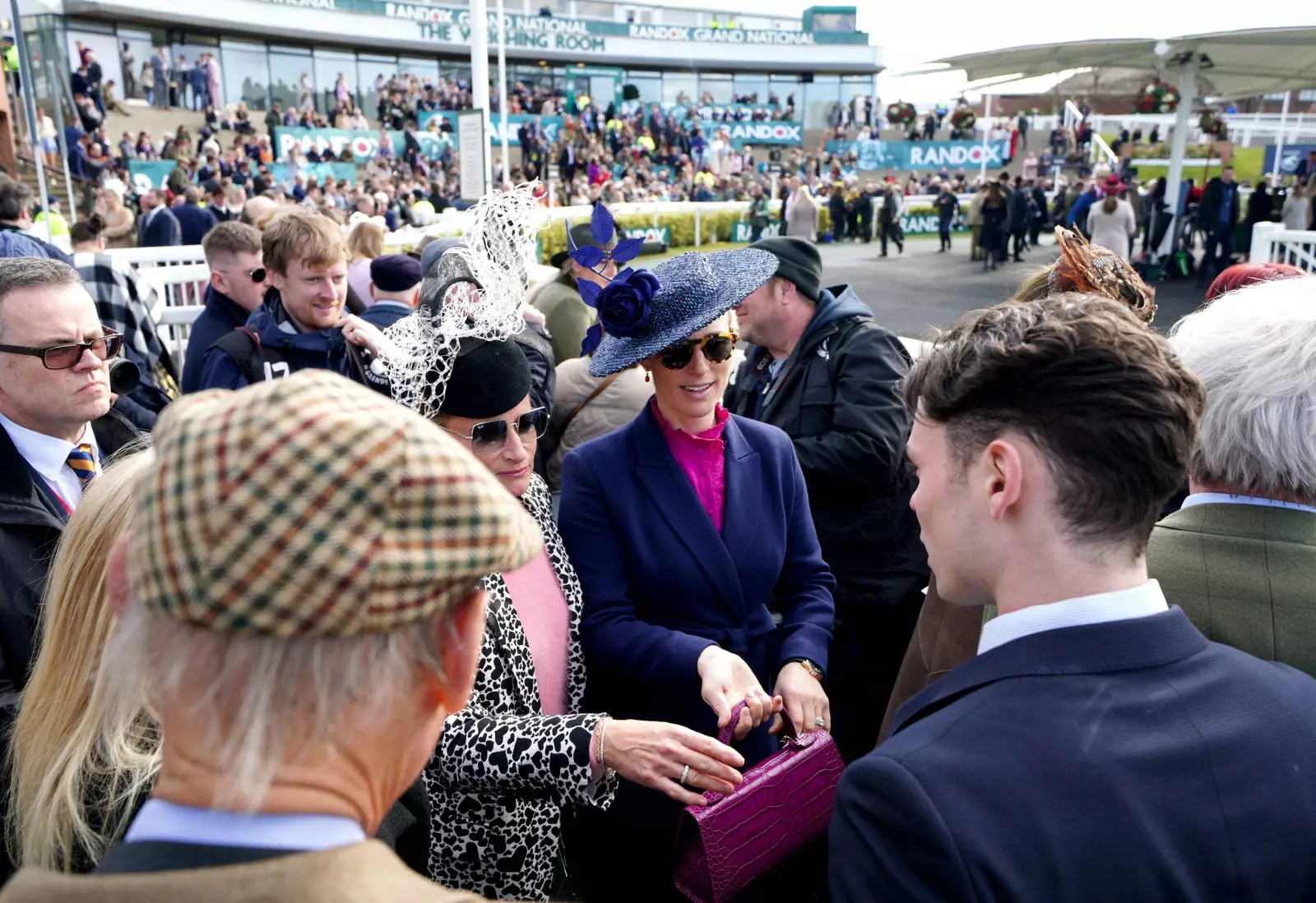 Zara Phillips kaj Dolly Maude ĉe ĉevala vetkuro en Liverpool.