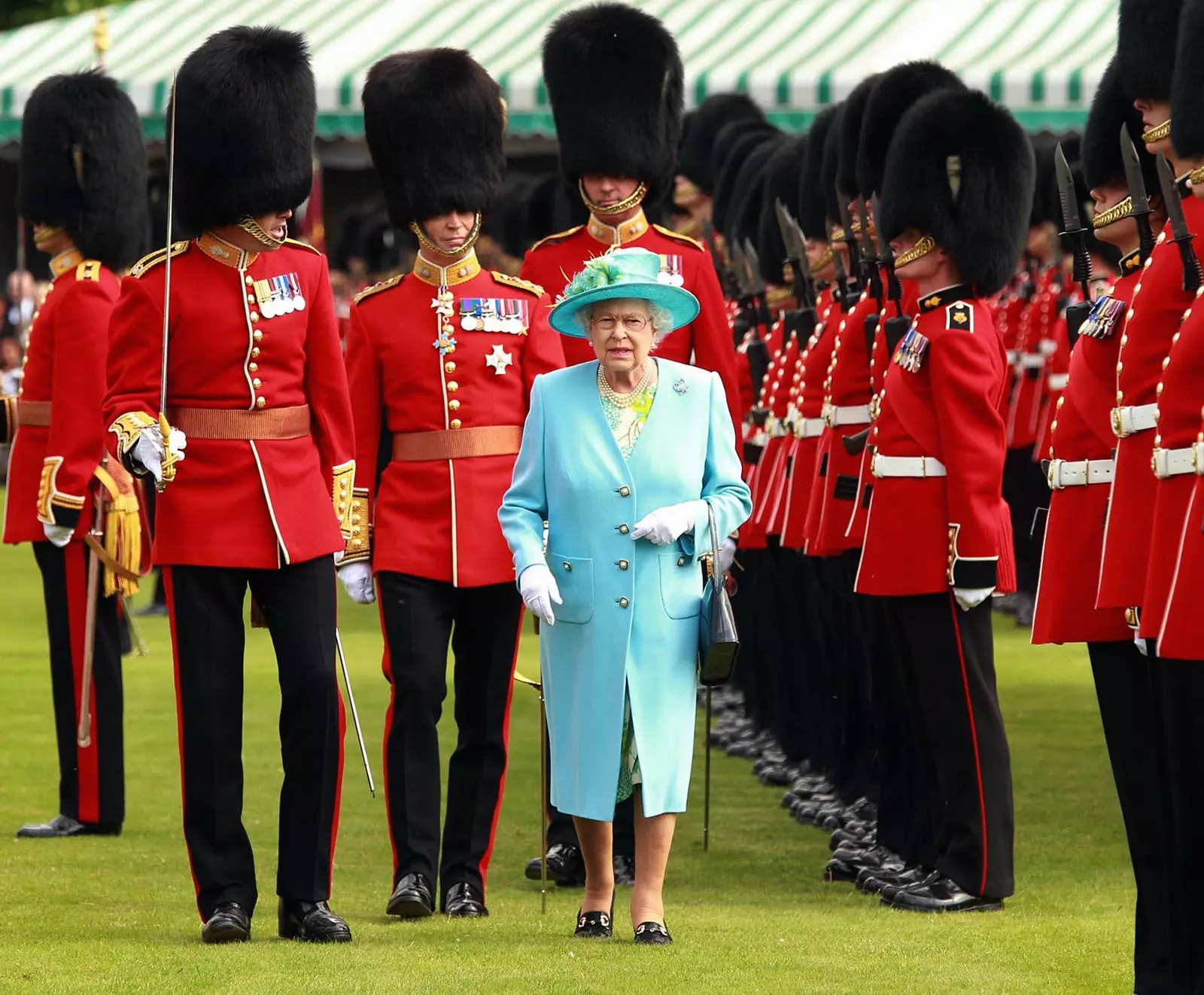 Seribu askar dan sebuah istana di Kanada merancang untuk memindahkan keluarga diraja British