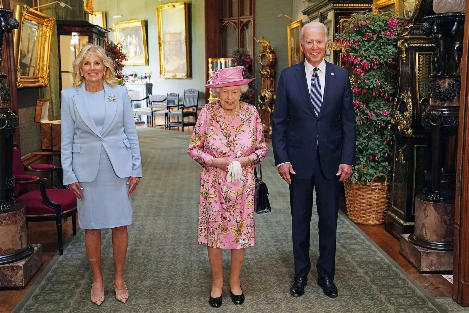 An Bhanríon in éineacht le hUachtarán SAM Joe Biden agus an Chéad Bhean Uasal Jill Biden ar chuairt ar Chaisleán Windsor le linn Chruinniú Mullaigh an G7...