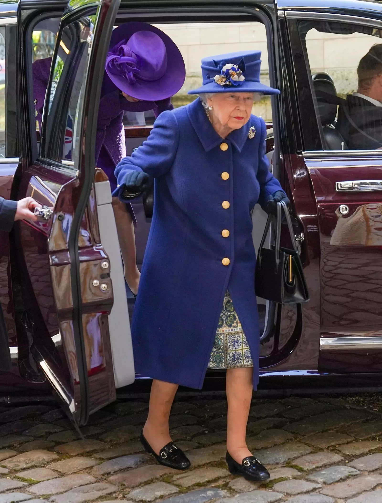 Queen Elizabeth II with a cane for the first time in 17 years