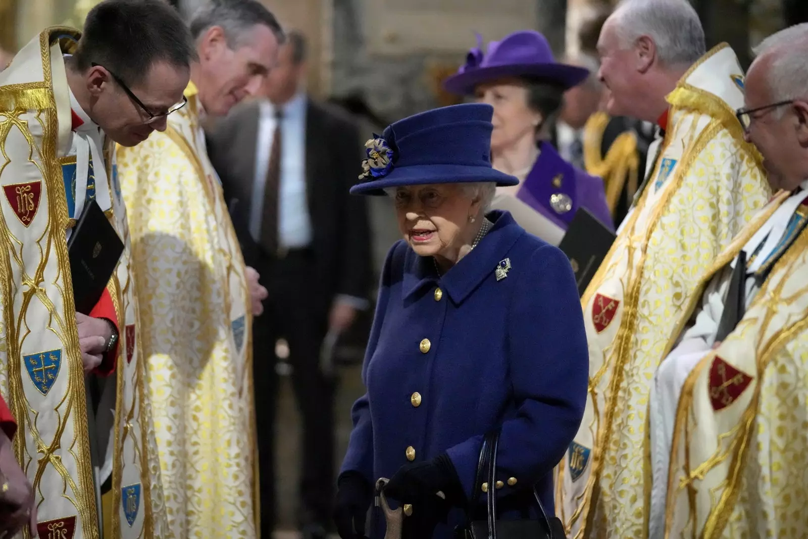 Queen Elizabeth II na may tungkod sa unang pagkakataon sa loob ng 17 taon