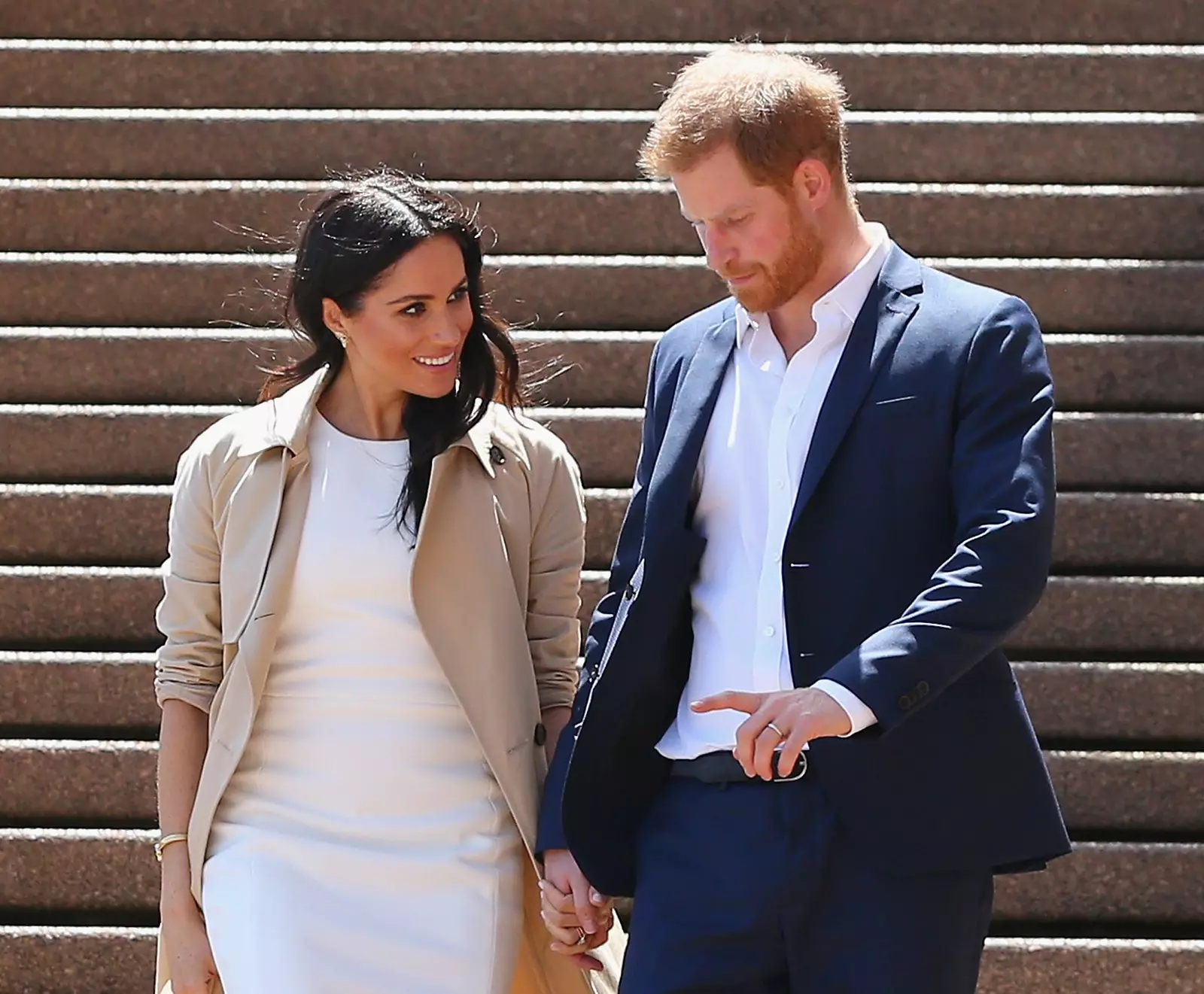 Pangeran Harry melanggar protokol untuk mengambil foto seorang gadis yang dipaku ke Meghan Markle sebagai seorang anak