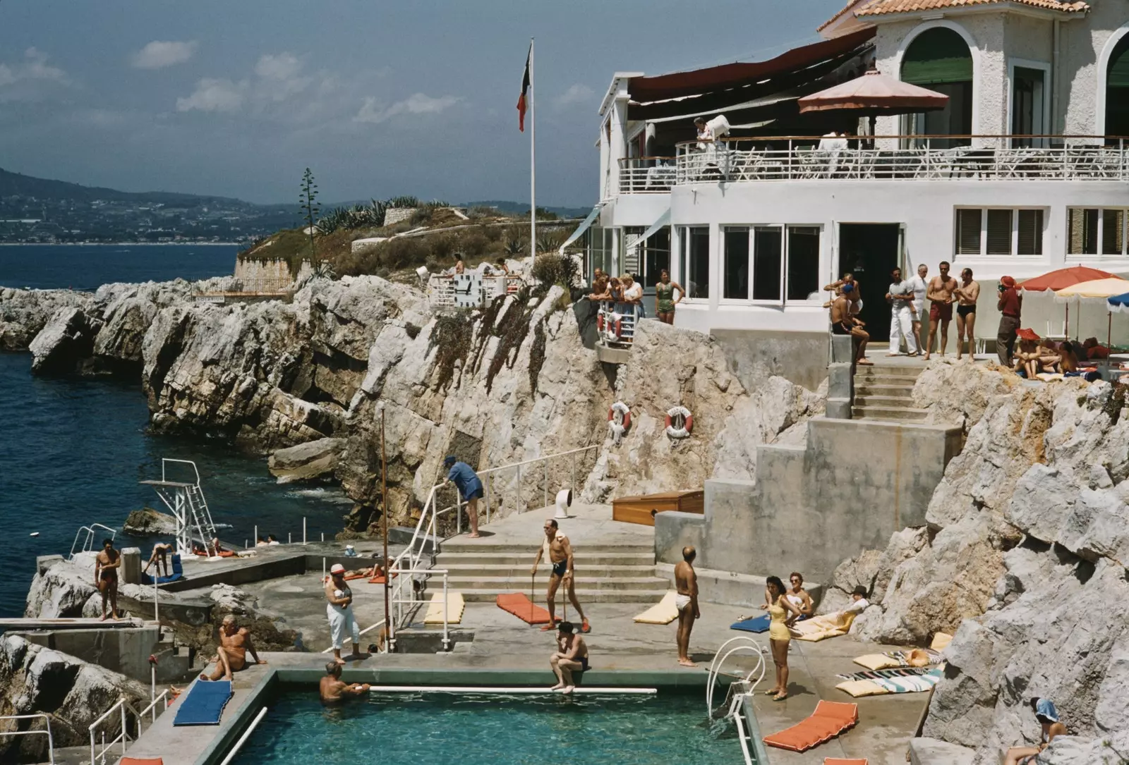 1976'da Slim Aarons tarafından fotoğraflanan Hotel du Cap Eden Roc'un yüzme havuzu ve "plaj kulübü"