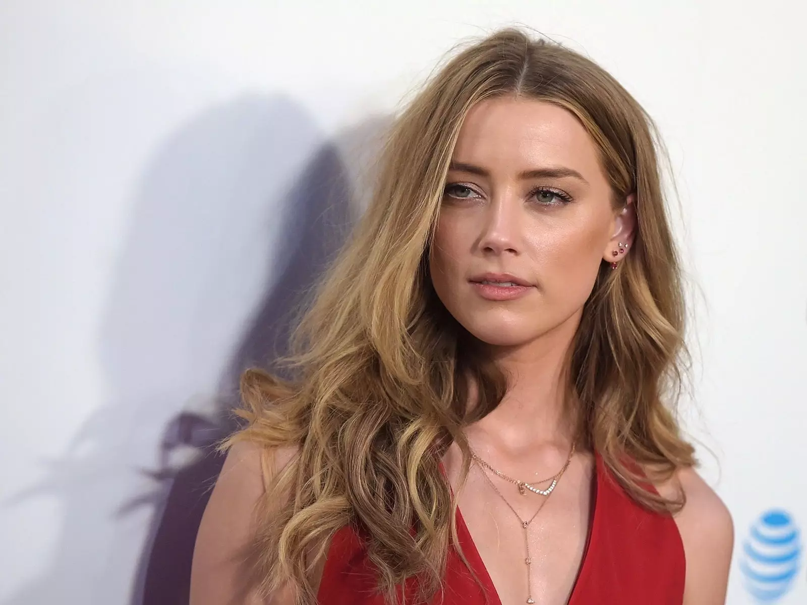 Amber Heard kënnt no engem ganz kontroversen Tweet a Schwieregkeeten