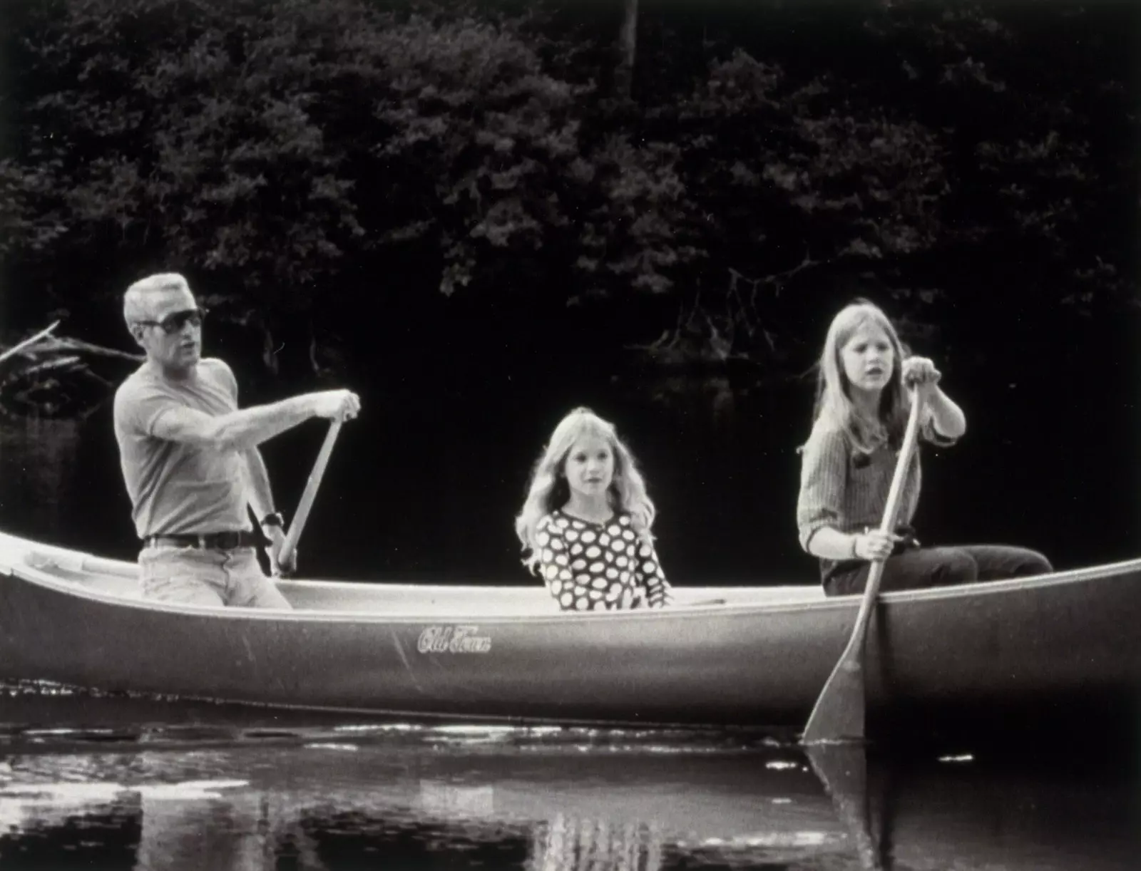 紐曼一家在 1974 年划船。
