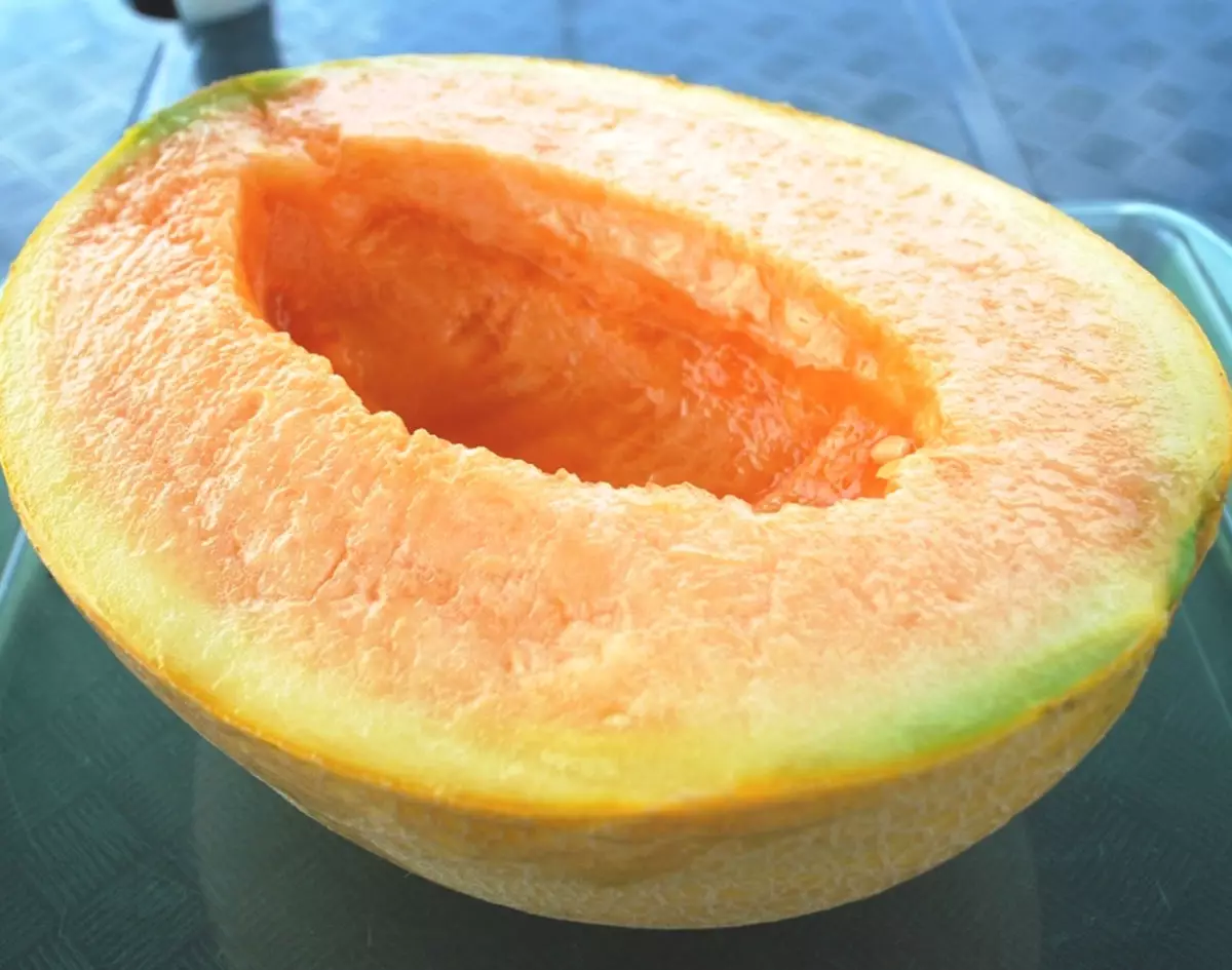 Ukuba le melon ihlwempuzekile, kungcono ukuba ungayivuli.