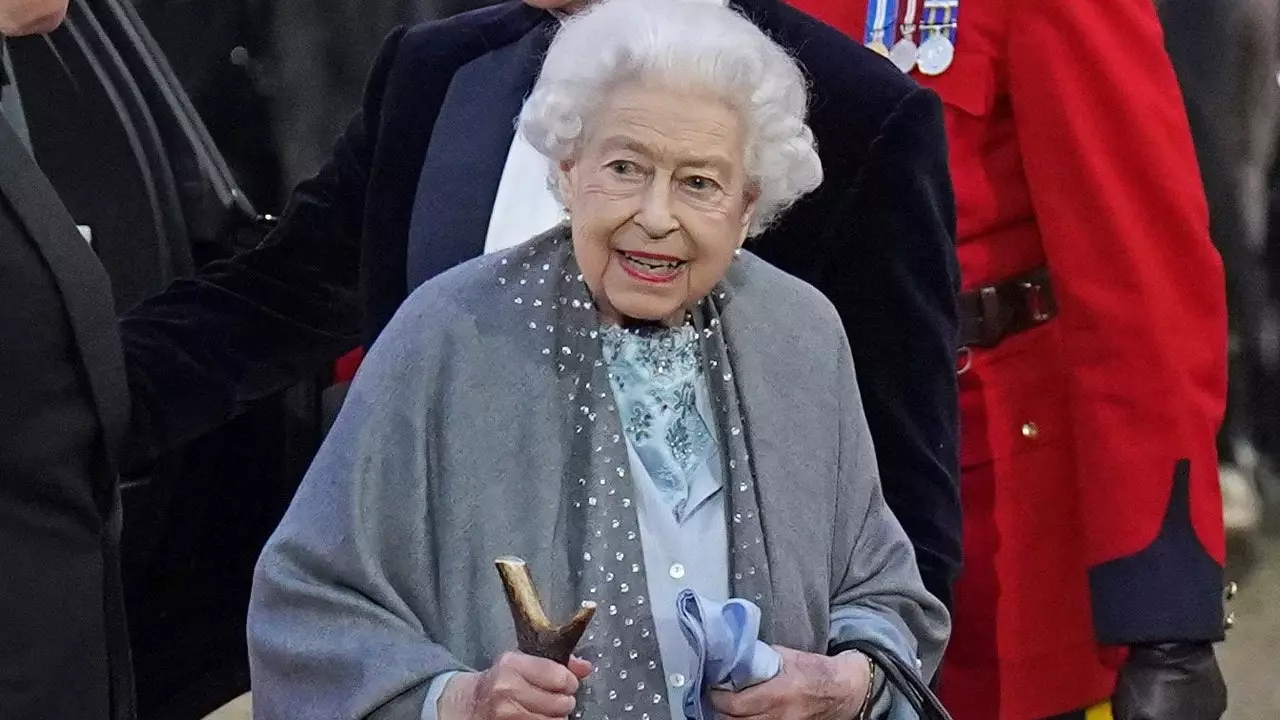 Elizabeth II miakanjo hanatrika ny seho Jobily miaraka amin'i Tom Cruise sy Helen Mirren