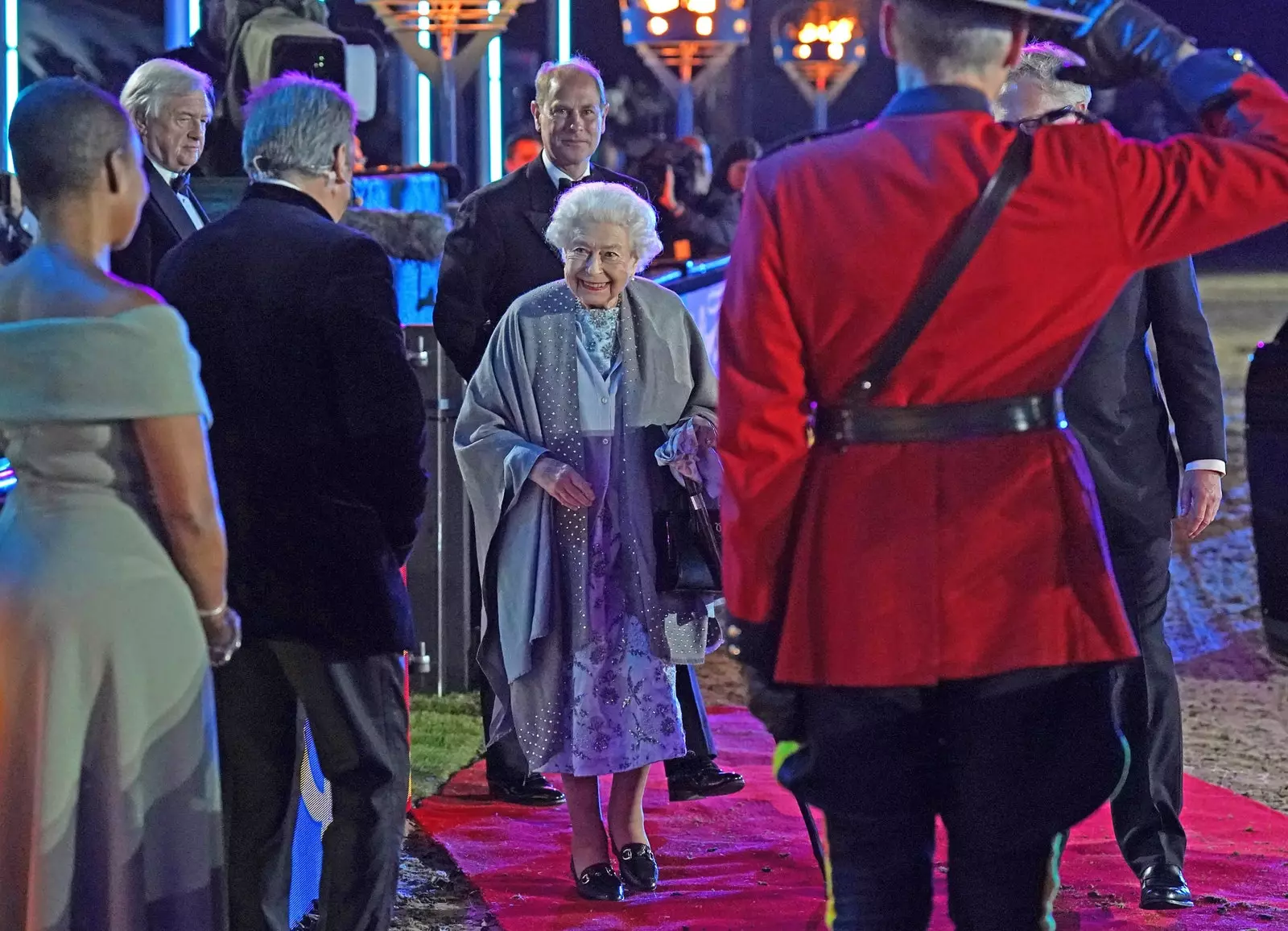 Keninginne Elizabeth II op in Platinum Jubilee hynder show.