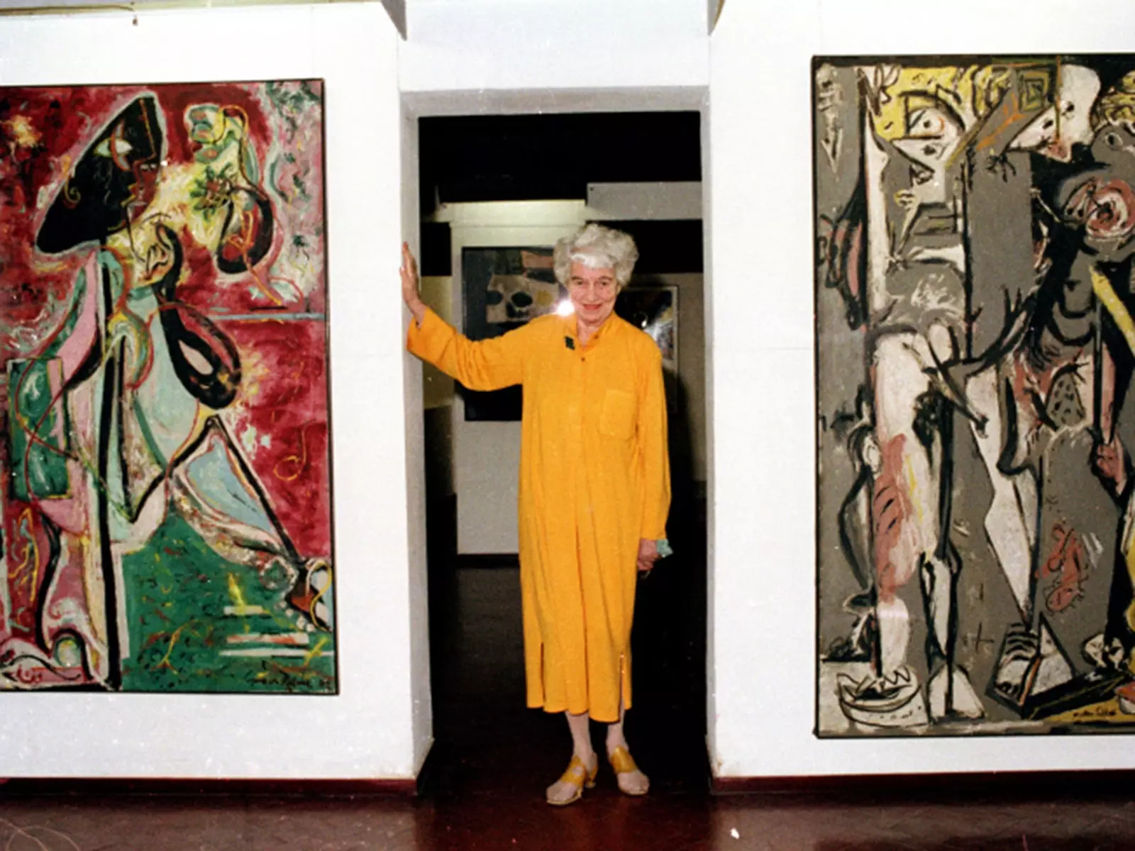 Si Peggy Guggenheim ay nag-pose sa palazzo na may mga pintura na Pollock.