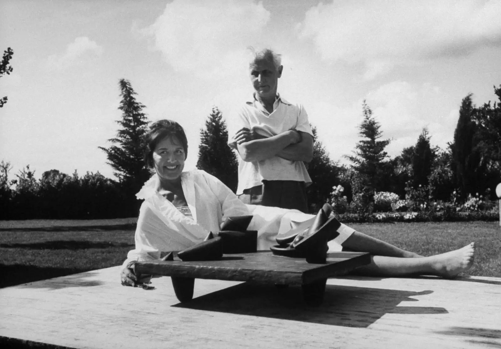 Dorothea Tanning e Max Ernst em seu jardim.