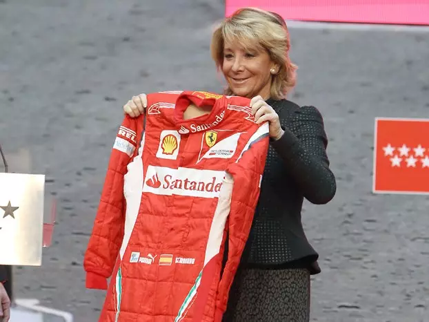 Esperanza Aguirre toont een Ferrari-jumpsuit