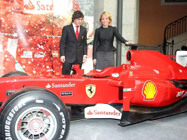 Esperanza Aguirre kijkt met ogen van verlangen naar de auto van Fernando Alonso