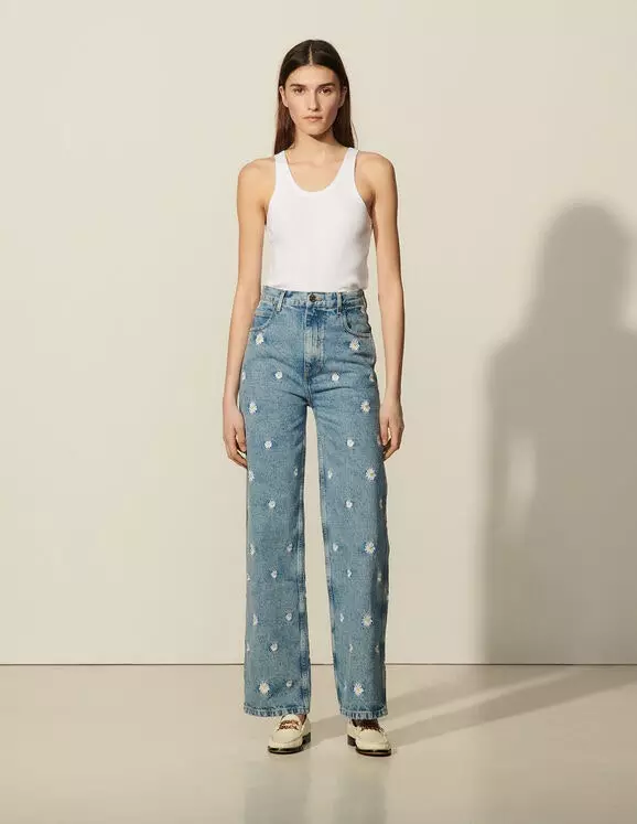 Pantalon en tissu denim bio à la coupe droite et longue. Détail de marguerites brodées.