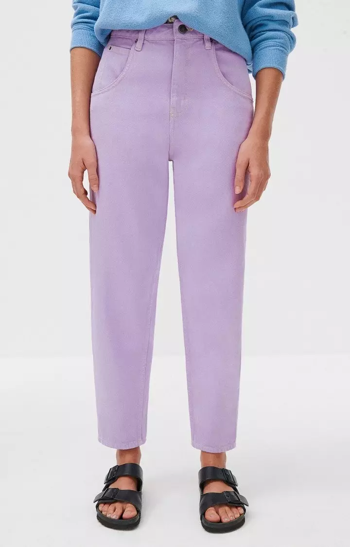 Jeans sing dipotong lurus ing lilac, salah sawijining warna musim semi iki