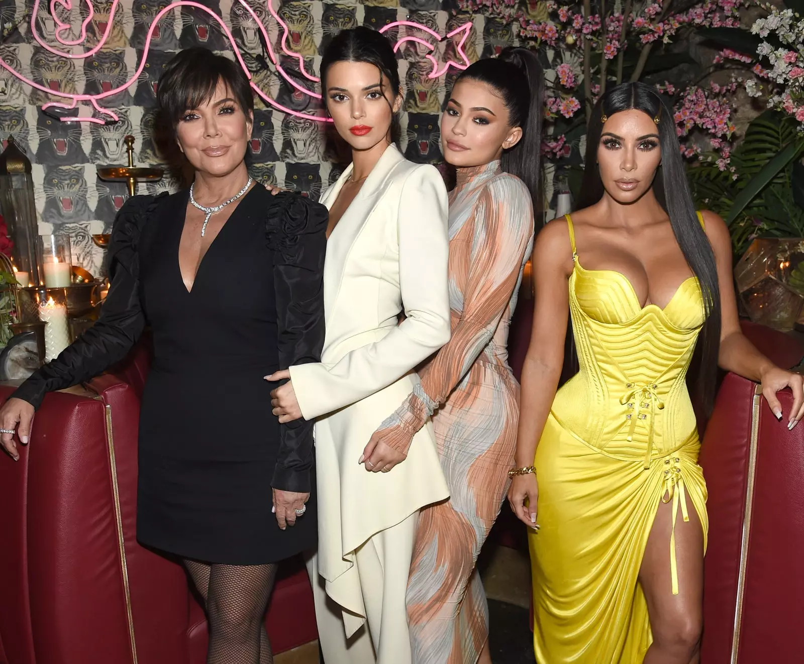 Ndị Kardashians katọrọ maka oke photoshop nke foto ezinụlọ ikpeazụ ha