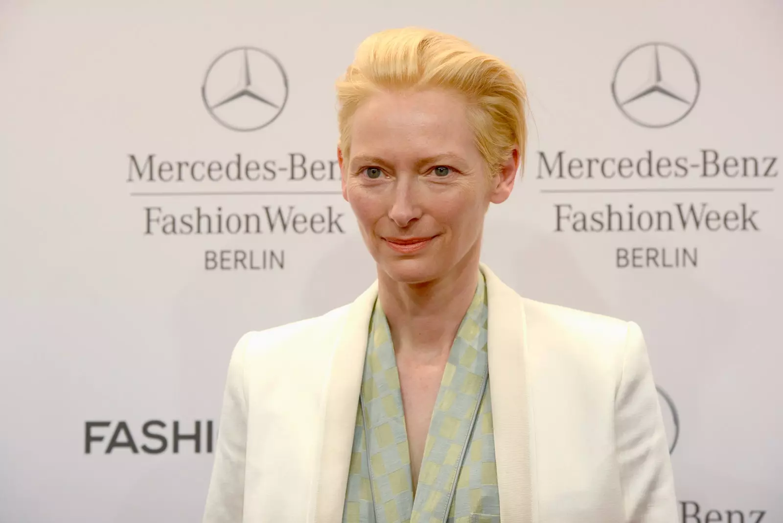 Tilda Swinton aktore androginoak bere jokaera aristokratikoa desfilatu zuen Berlingo Mercedes Moda Astean zehar.