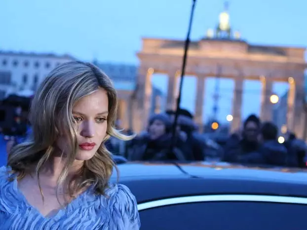 Georgia May Jagger, pi piti pitit fi lidè wòch yo, ak yon jès meprizan devan Brandenburg Gate.