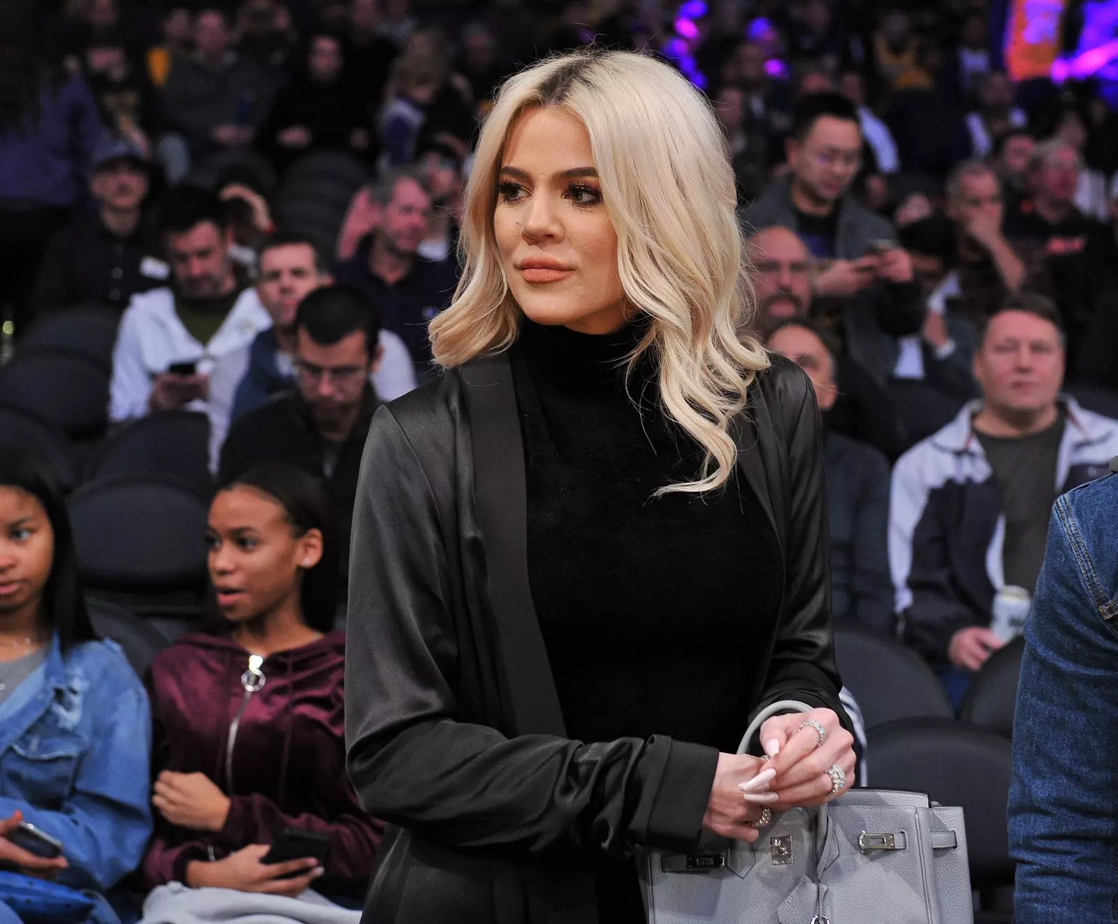 Khlo Kardashian keça xwe True tomar dike ku gavên xwe yên yekem diavêje