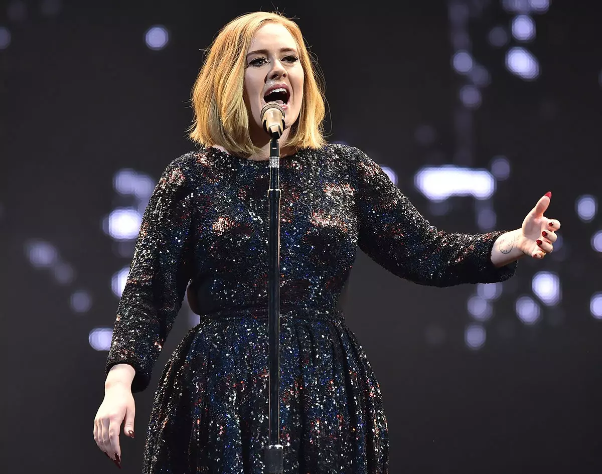 Adele le mose oa hae oa Burberry o ile a qala leeto la hae Belfast.