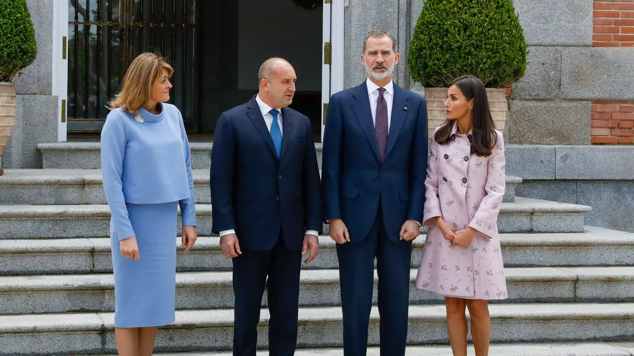 Letizia, me pallton 'baby doll' të Carolina Herrera në drekë me presidentin dhe zonjën e parë të Bullgarisë