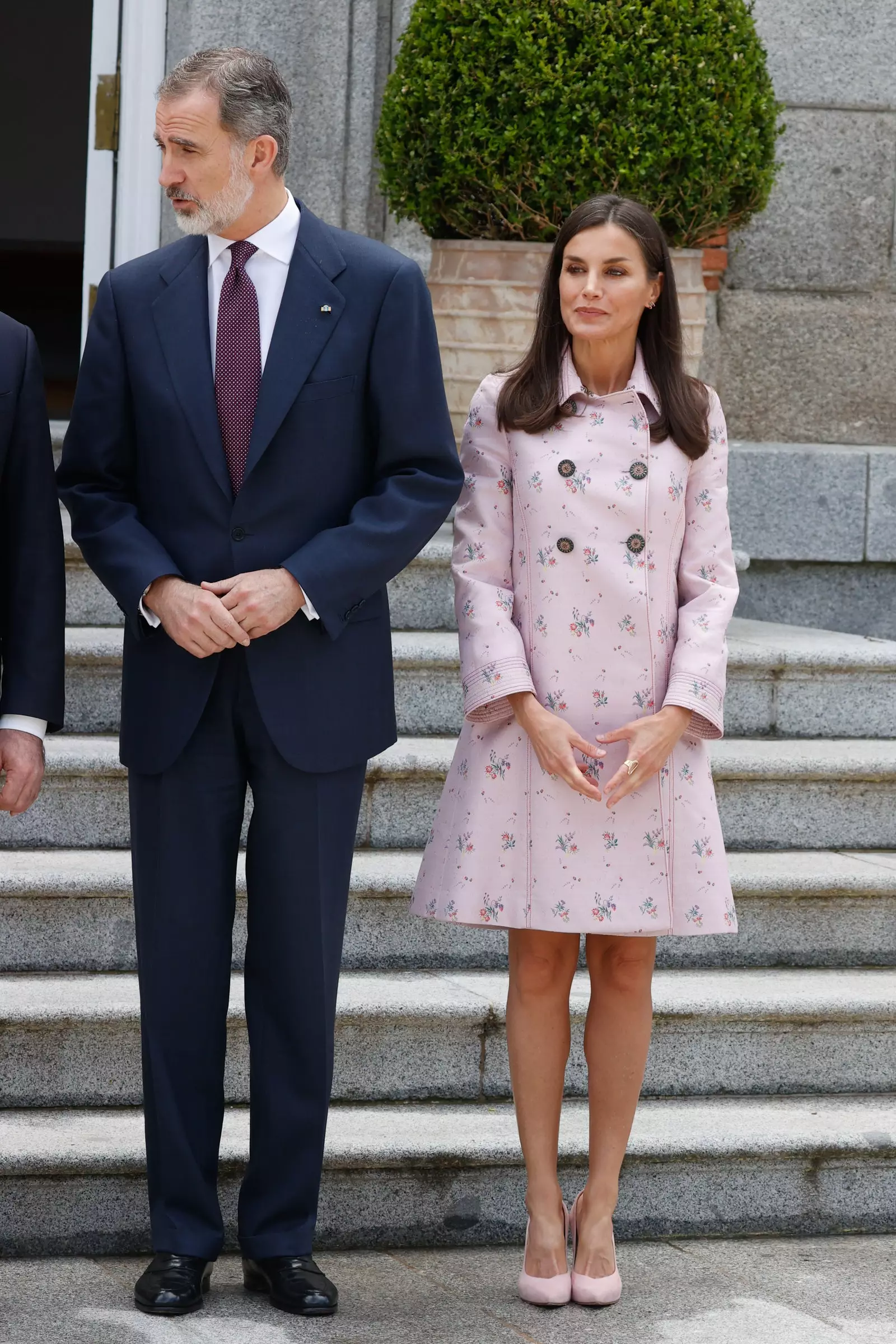 Letizia med Carolina Herreras babydukkefrakke til frokost med Bulgariens præsident og førstedame