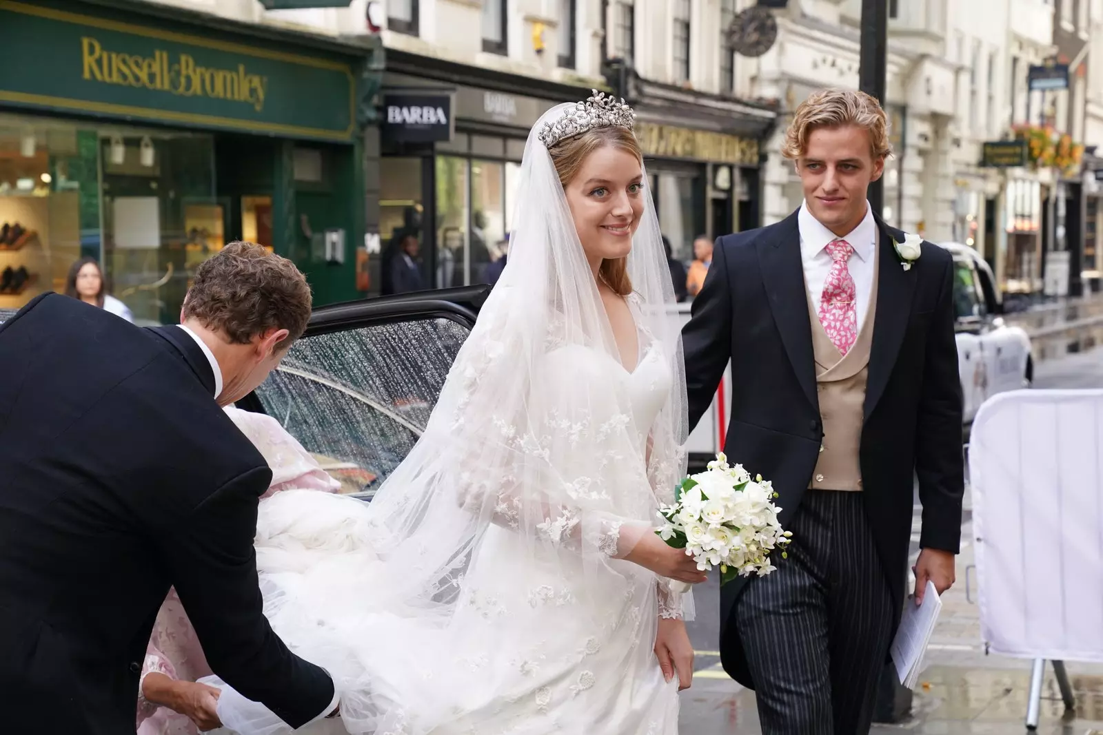 Alexander Ogilvy accompagnant sa sœur Flora Ogilvy le jour de son mariage avec Timothy Vesterberg.