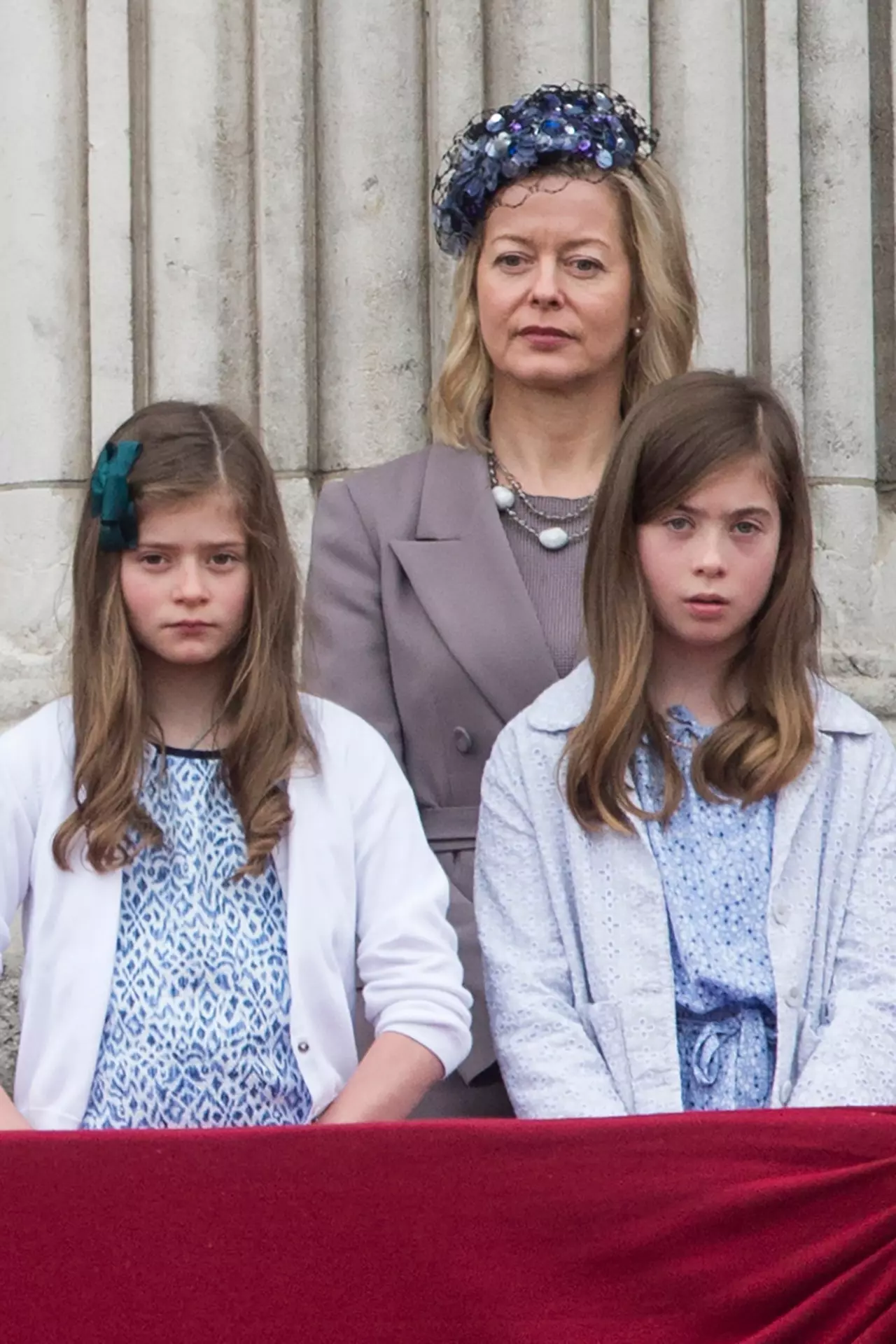 L'image peut contenir un enfant blond un adolescent un enfant une personne Lady Helen Taylor des vêtements des vêtements assis des rencontres et des personnes