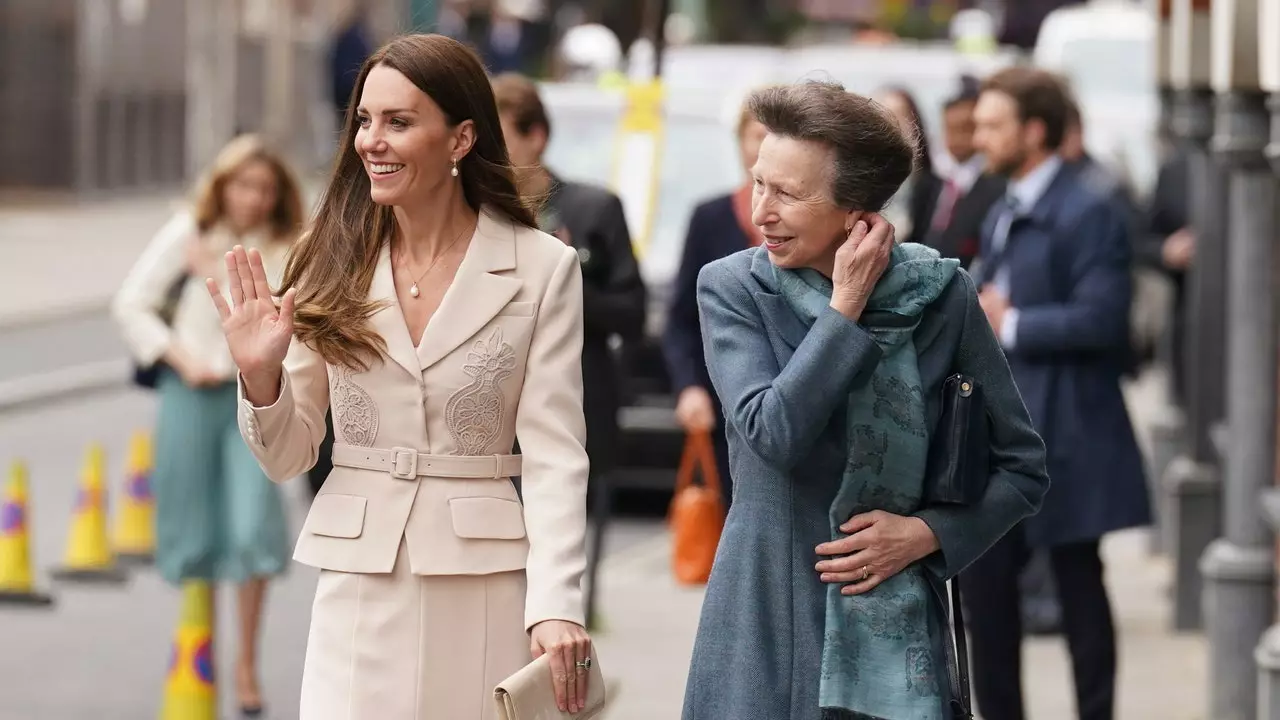 Kate Middleton og Anne prinsessa, öll brosandi og glæsileiki í fyrsta opinbera hlutverki sínu saman