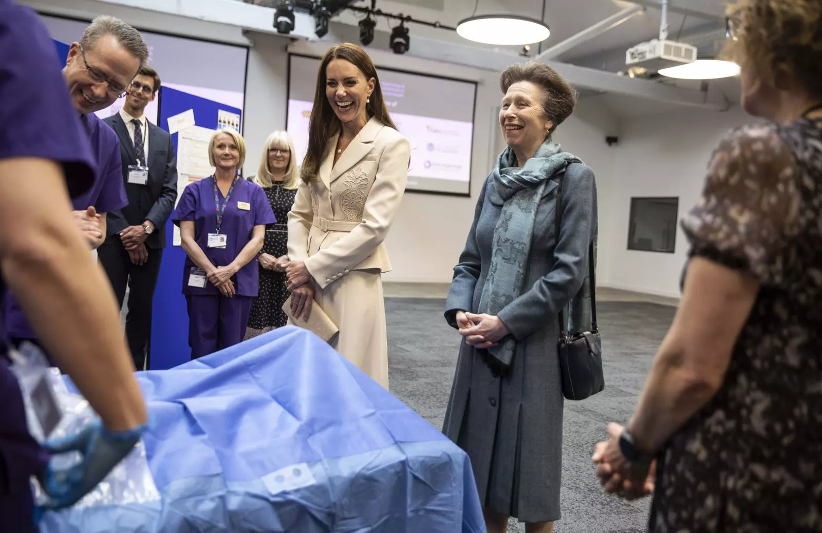 Kate Middleton és Anne hercegnő mosolyog és elegancia az első hivatalos közös fellépésükön