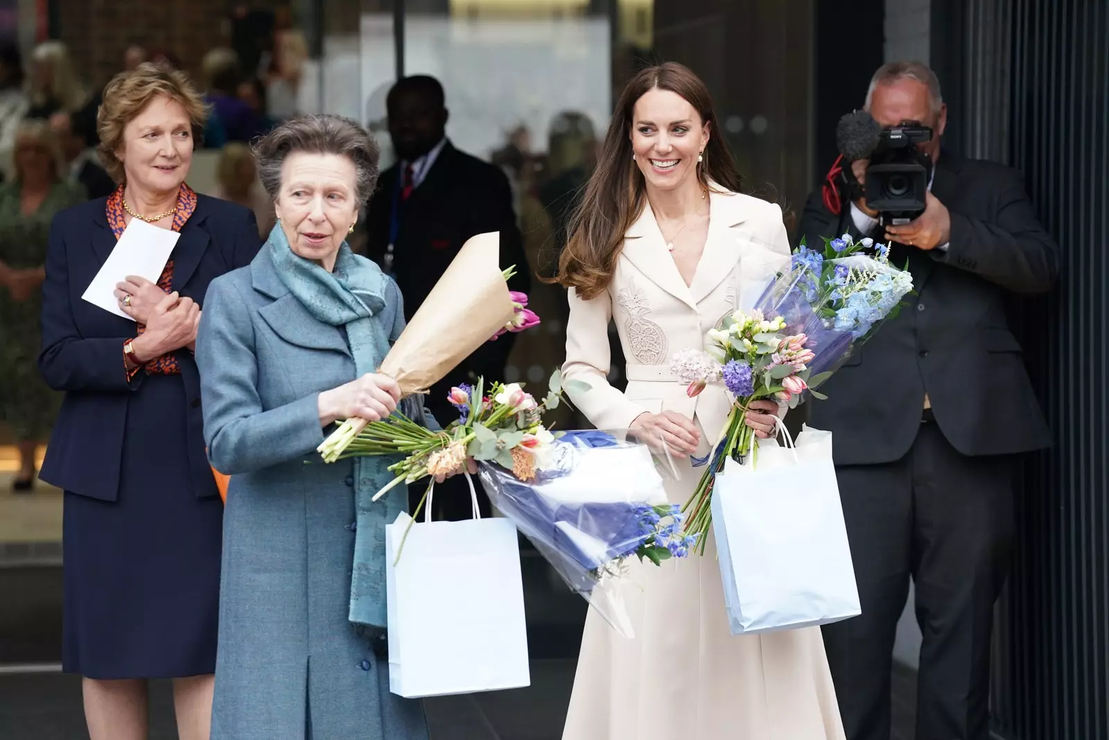 Kate Middleton och prinsessan Anne ler alla och elegans i sin första officiella akt tillsammans