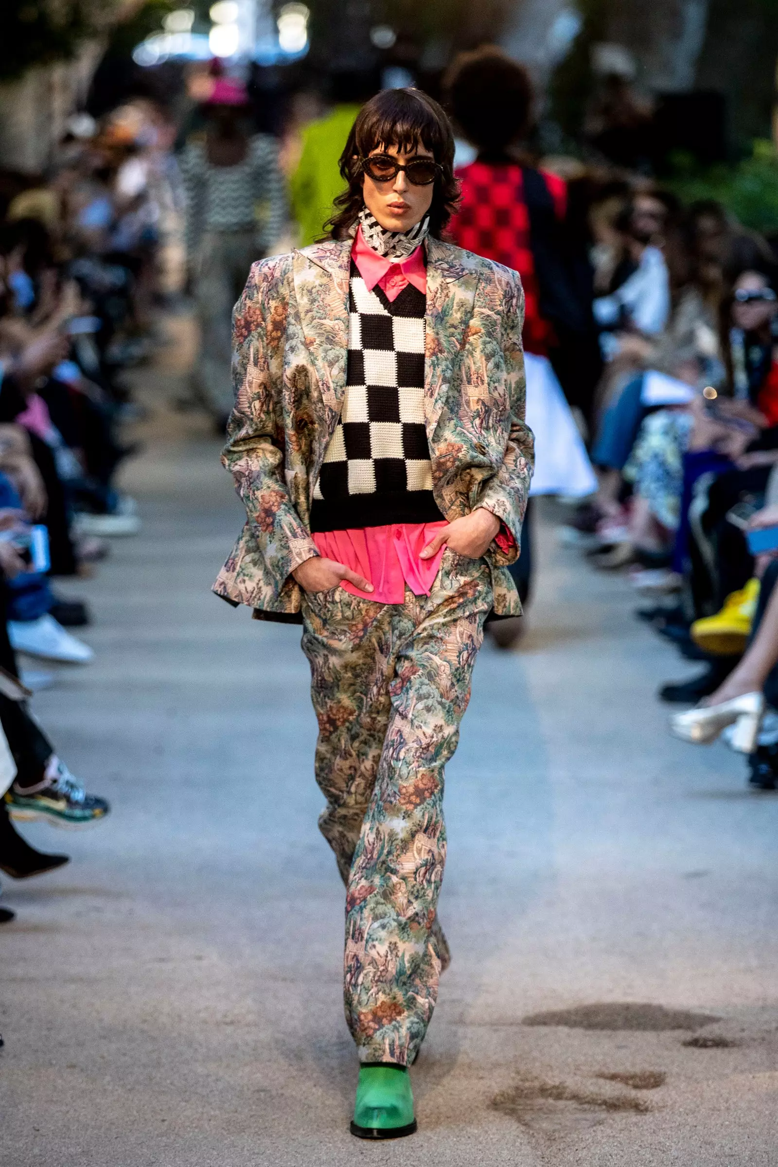 Một người mẫu mặc bộ sưu tập của Palomo Spain tại Madrid vào thứ Năm, ngày 07 tháng 10 năm 2021.