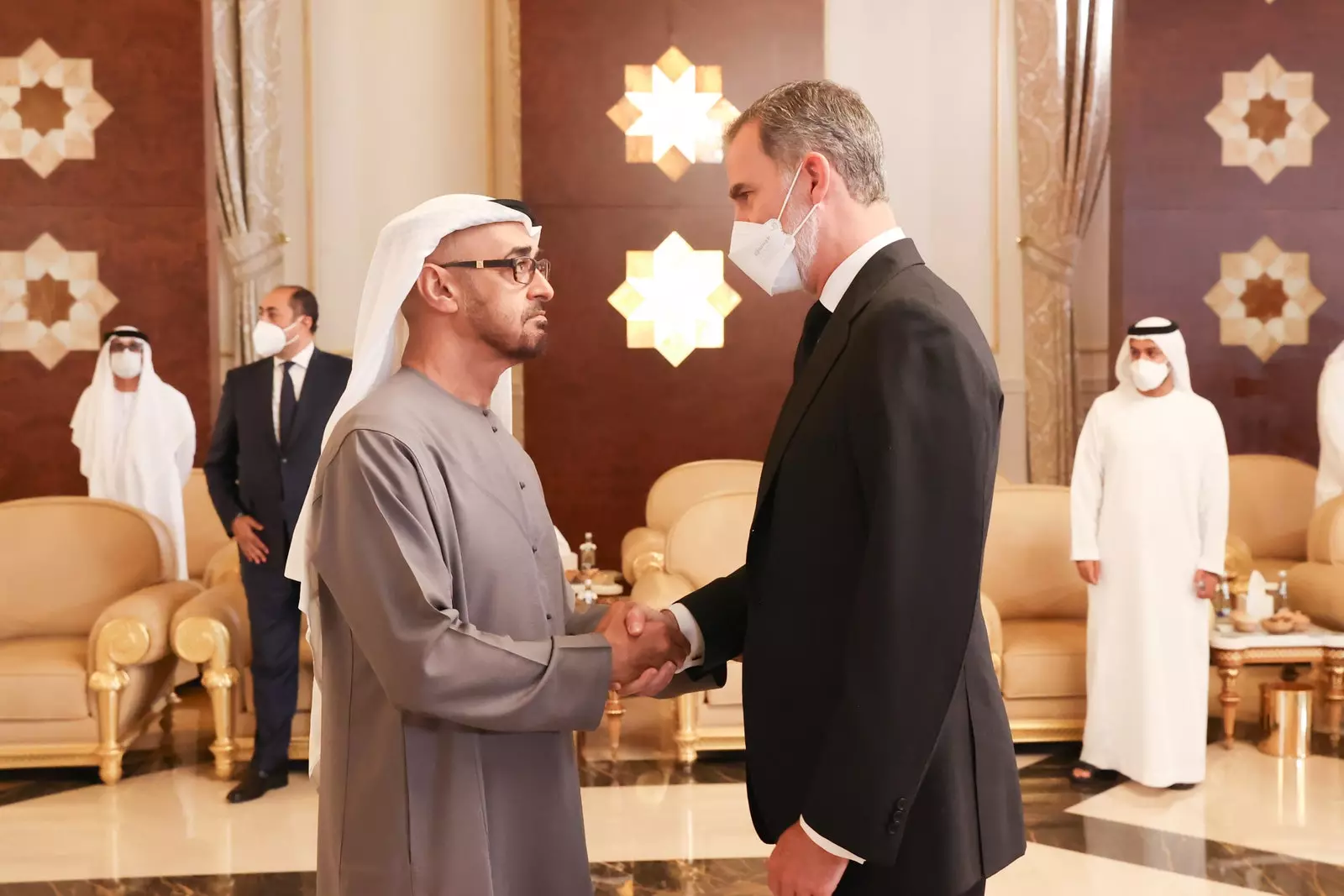 O rei Philip apresenta suas condolências ao Sheikh Mohamed bin Zayed.