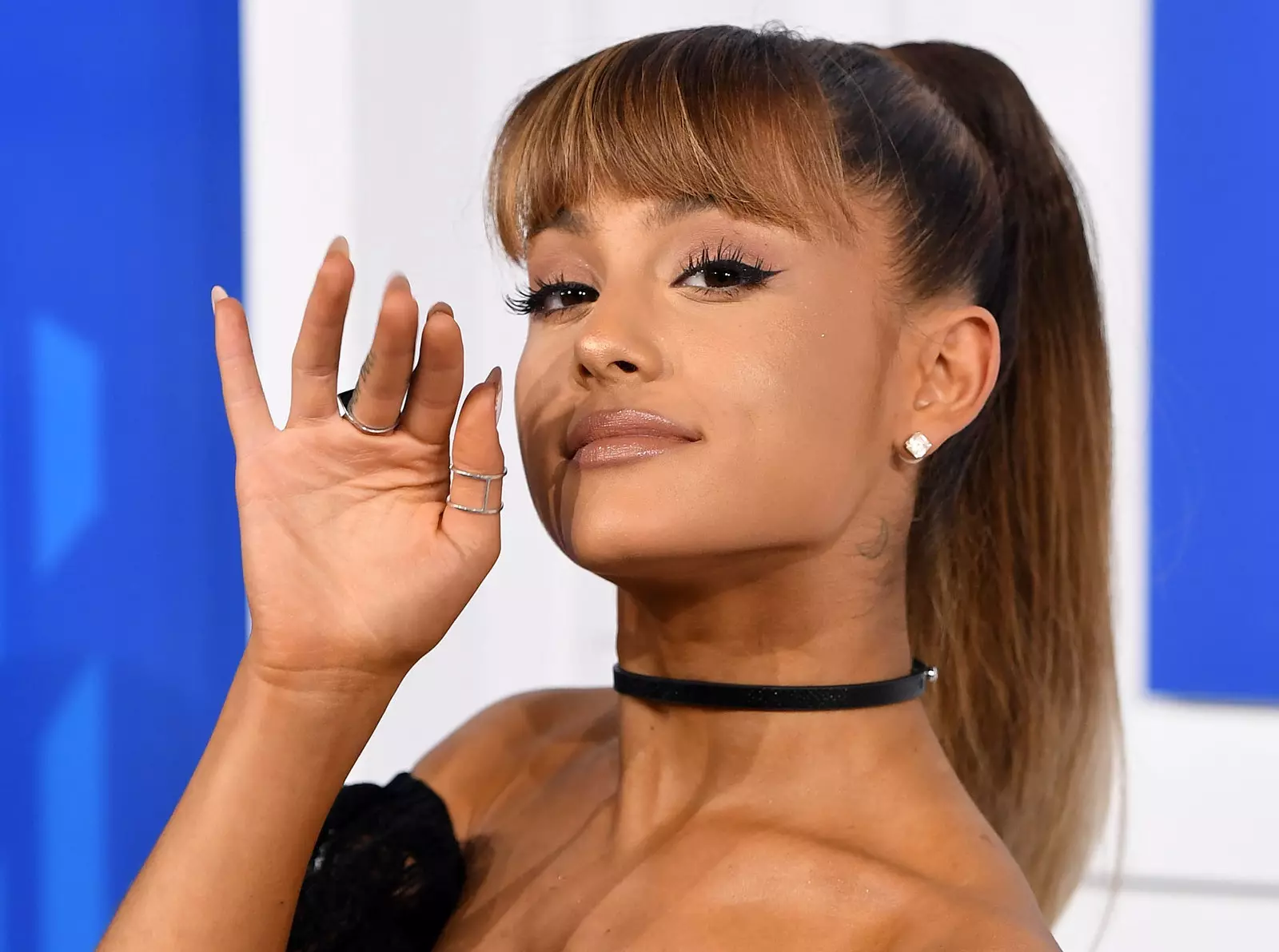 Ariana Grande opouští K.O. jednomu z nejnenáviděnějších novinářů na Twitteru
