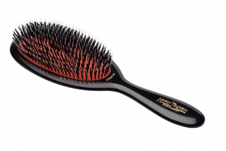 La brosse à cheveux que les stylistes adorent prévient les frisottis et a été inventée en 1885