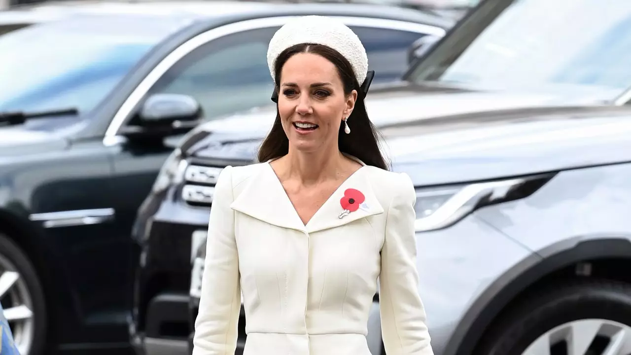 Kate Middleton, dawb thiab radiant nyob rau hauv Charlotte lub christening tiab, tshiab tiara thiab Diana lub tsej