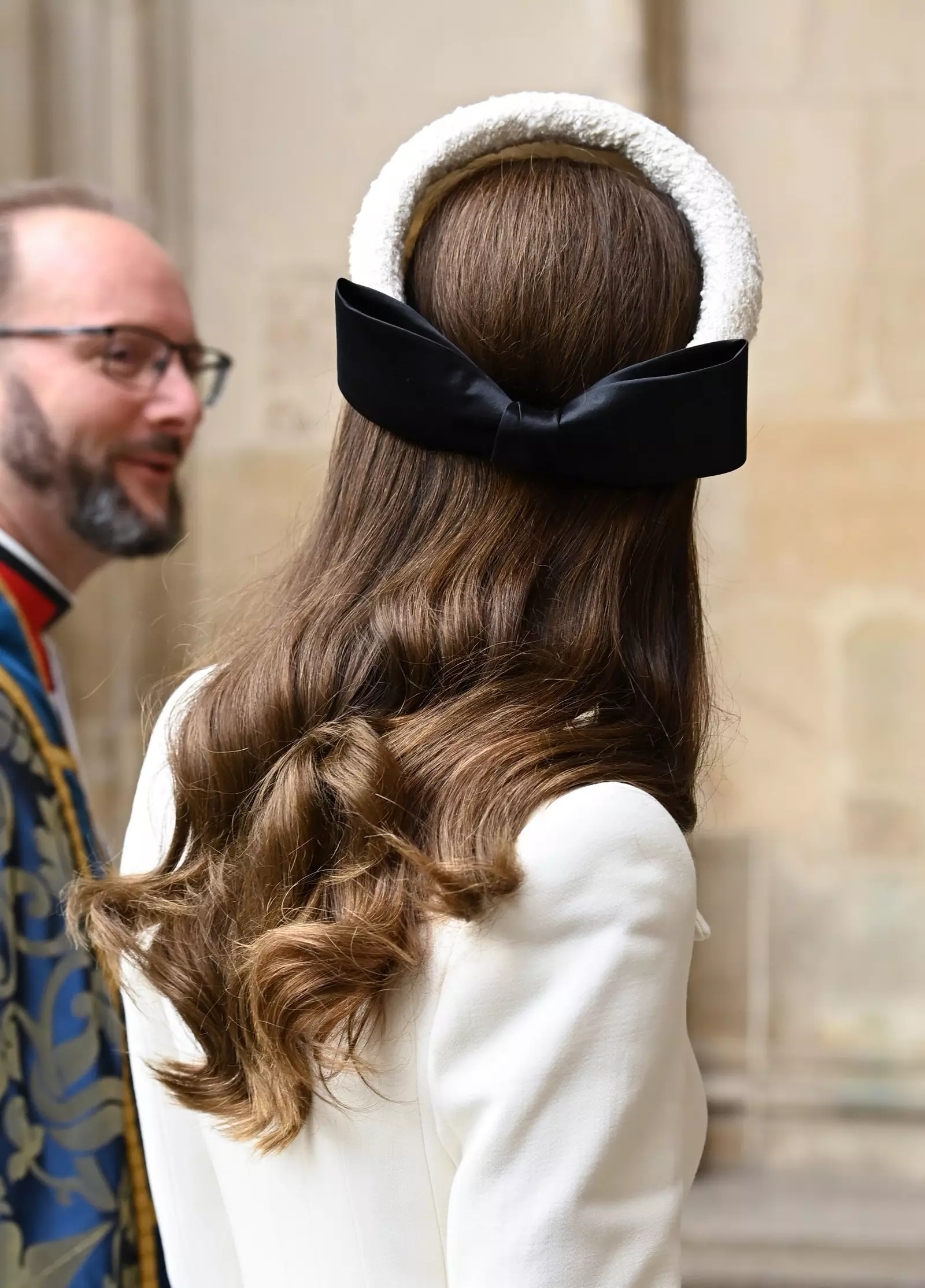 Kate Middleton branca radiante co vestido de bautizo de Charlotte, unha nova diadema e os pendentes de Diana