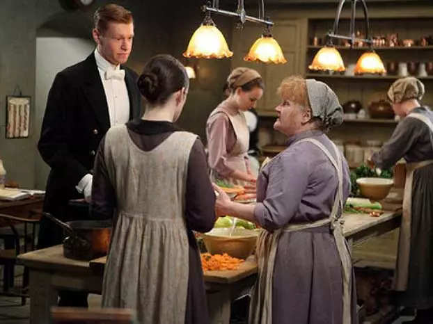 På Downton Abbey er det også et kjøkken som tilbereder menyer på bestilling.