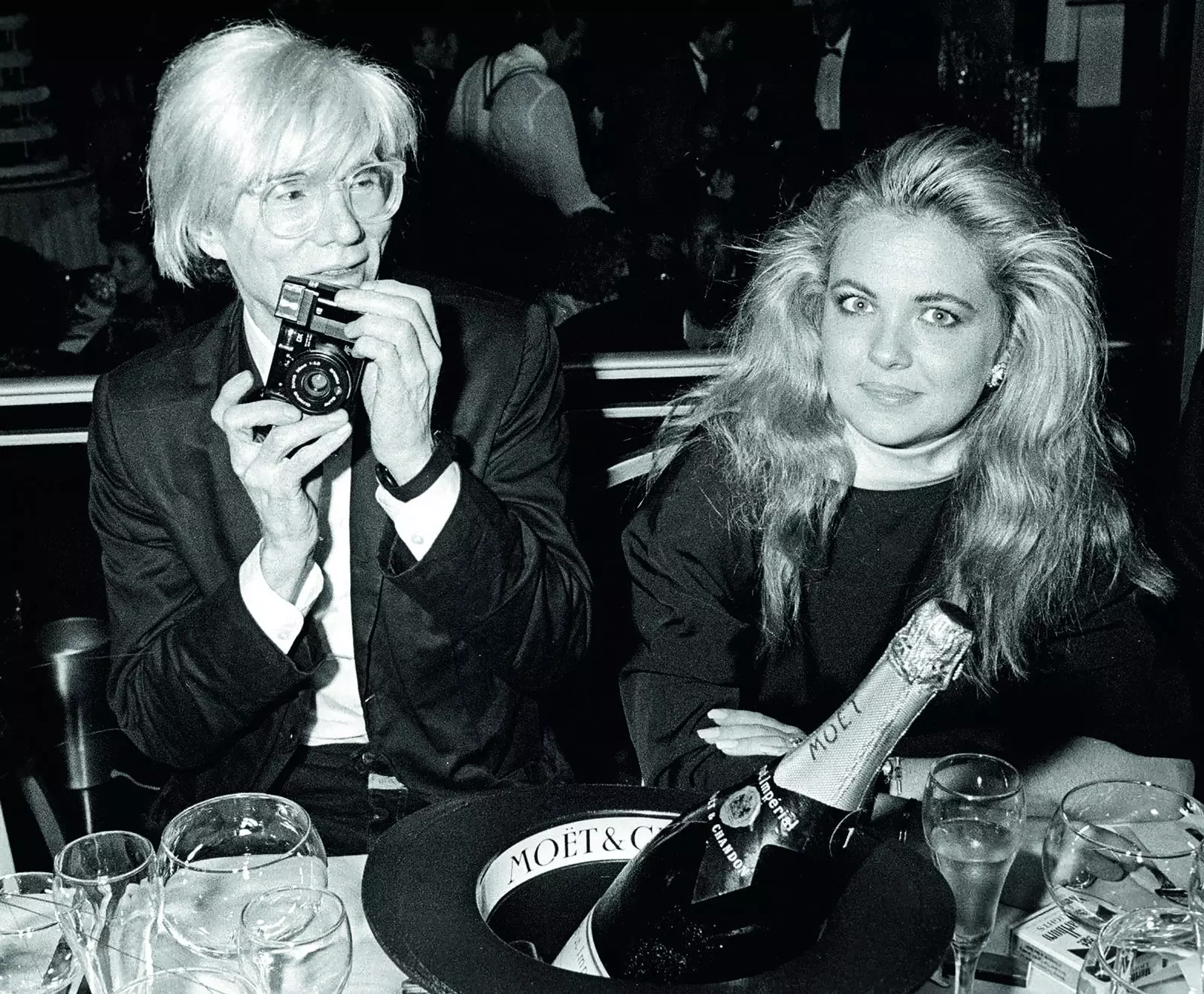 Manhattan Chic. Tus kws kos duab Andy Warhol xyoo 1985 nrog nws noj hmo nrog ib lub raj mis Moët amp Chandon.