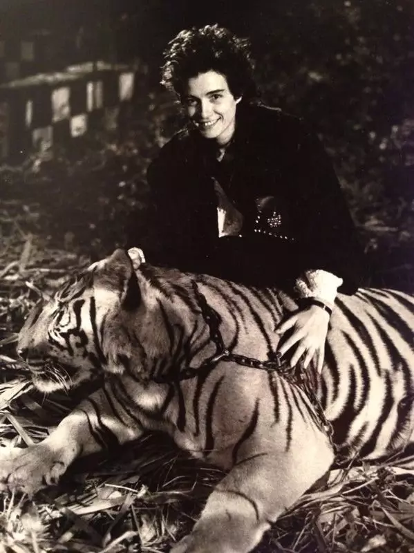 Teresa filmatzerakoan hozka egin dion 'Entre tinieblas'-ko tigre ospetsuarekin posatzen du.
