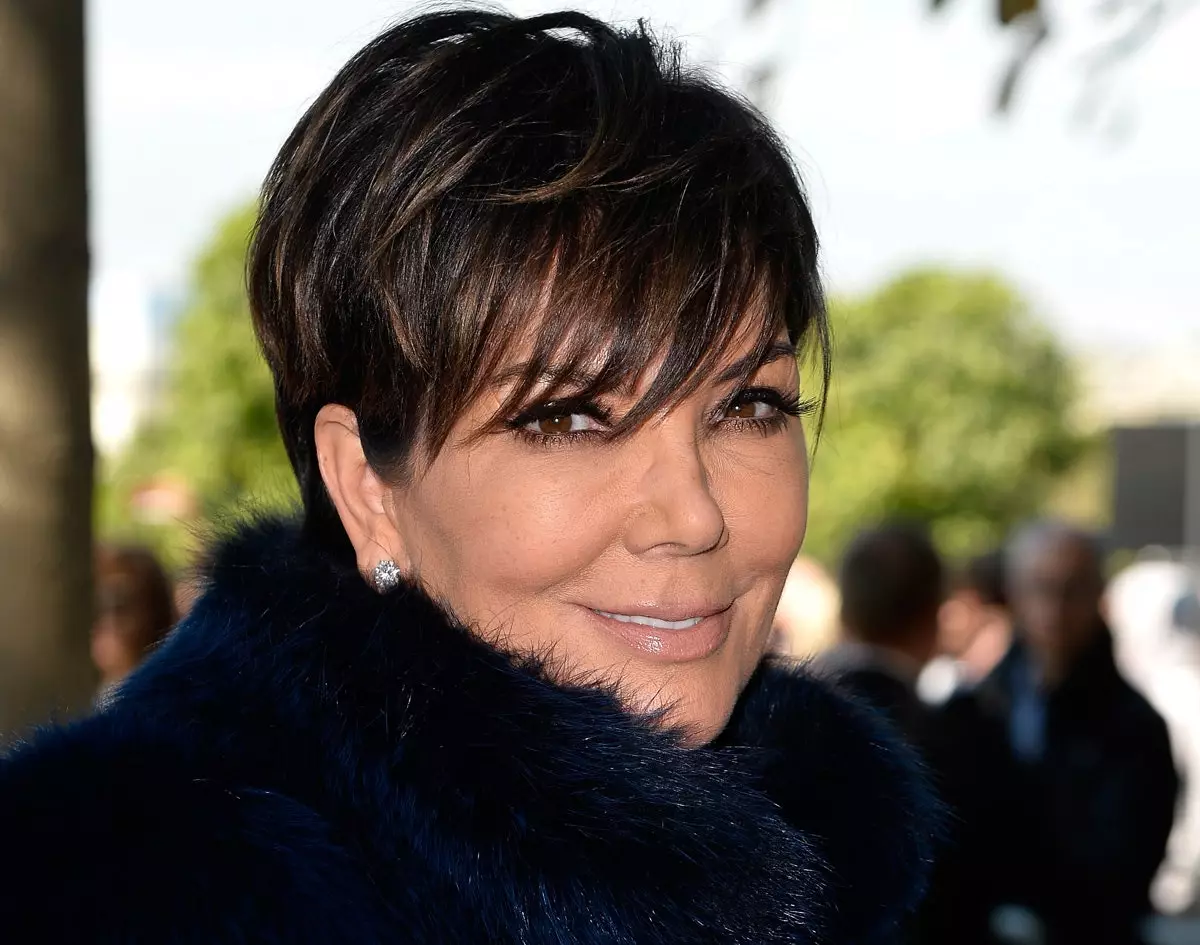 U-Kris Jenner uhambele umbukiso wasehlobo we-Eli Saab eParis ekuqaleni kuka-Okthoba.