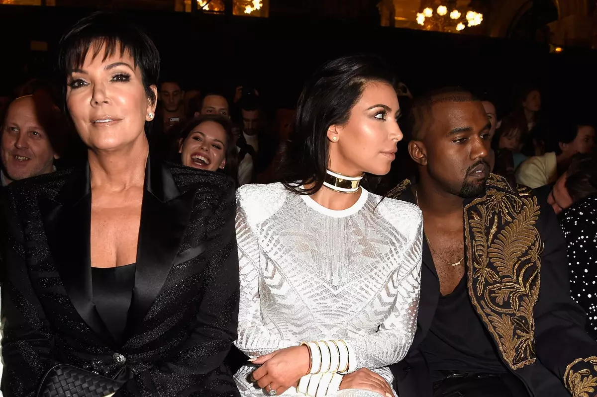 Kris Jenner z Kim Kardashian i Kanye Westem w pierwszym rzędzie pokazu mody Balmain we wrześniu 2014 roku.