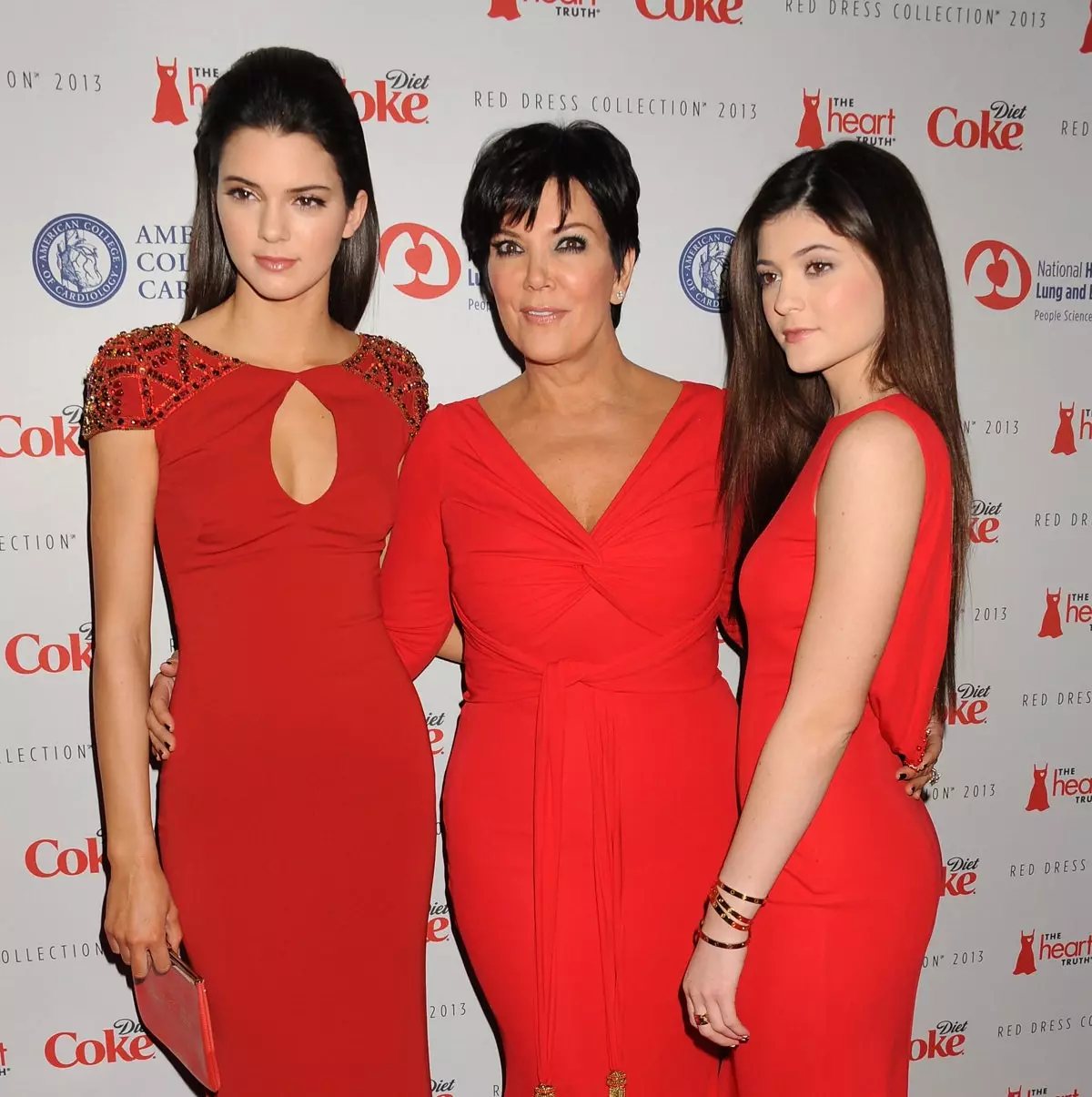 Kris Jenner กับ Kylie และ Kendall Jenner ที่งานแฟชั่นโชว์ในเดือนกุมภาพันธ์ 2013