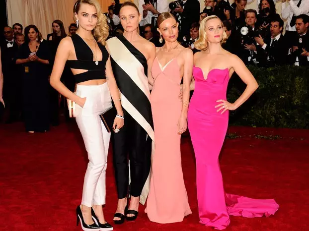 Cara Delevingne Stella McCartney Kate Bosworth a Reese Witherspoon um rouden Teppech vun der MET Gala.
