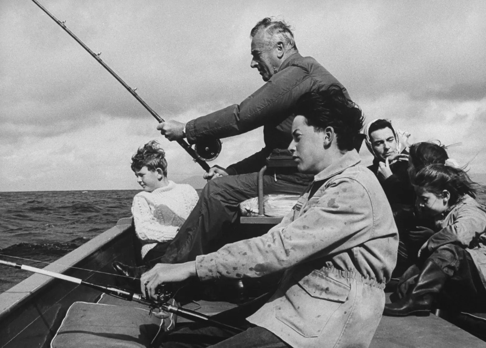Lord Mountbatten aan het vissen op zijn boot met zijn dochter Patricia en een aantal van zijn kleinkinderen 1963