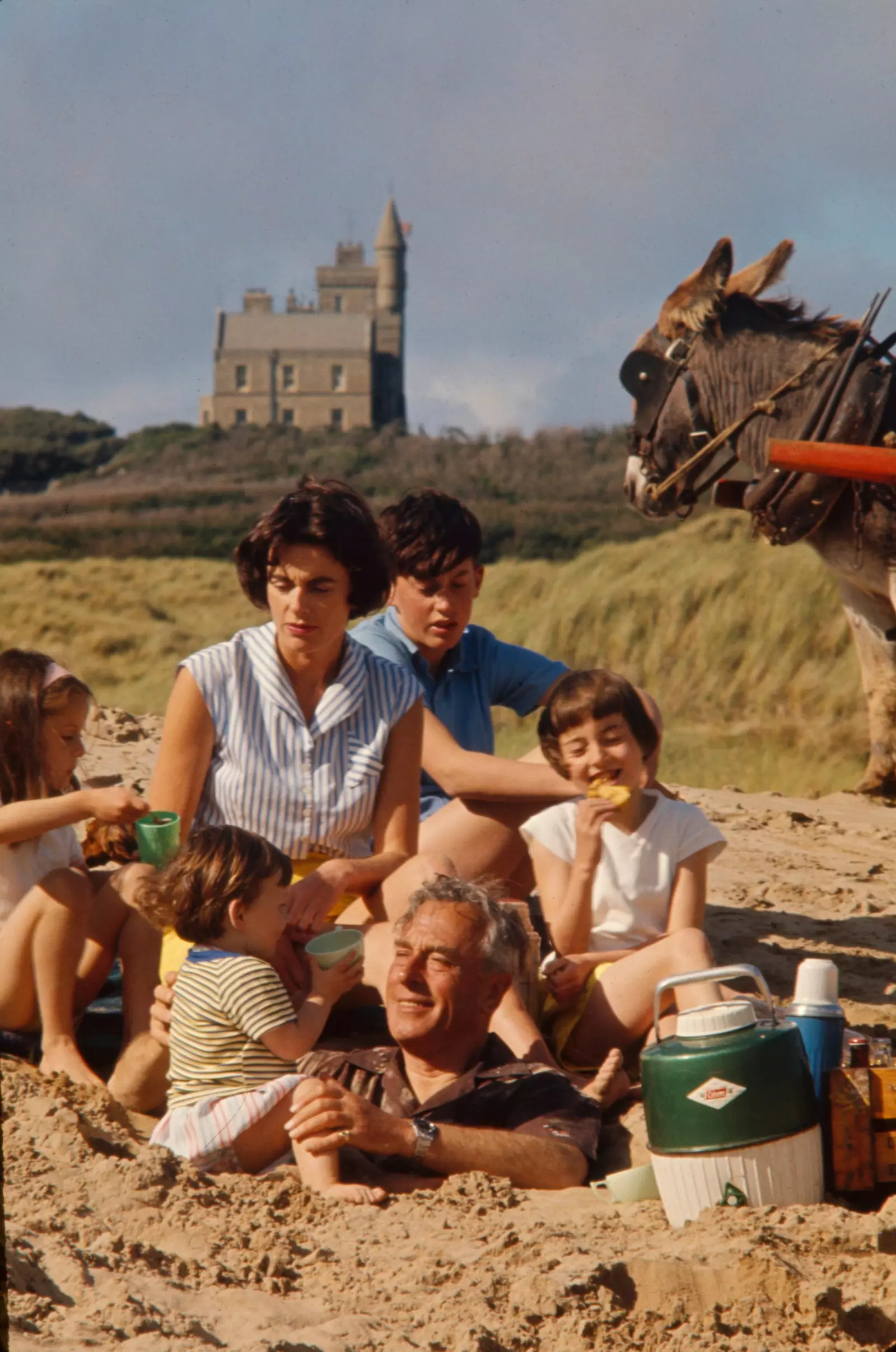 Lord Mountbatten met zijn dochter Patricia en kleinkinderen in Classiebawn Castle 1963