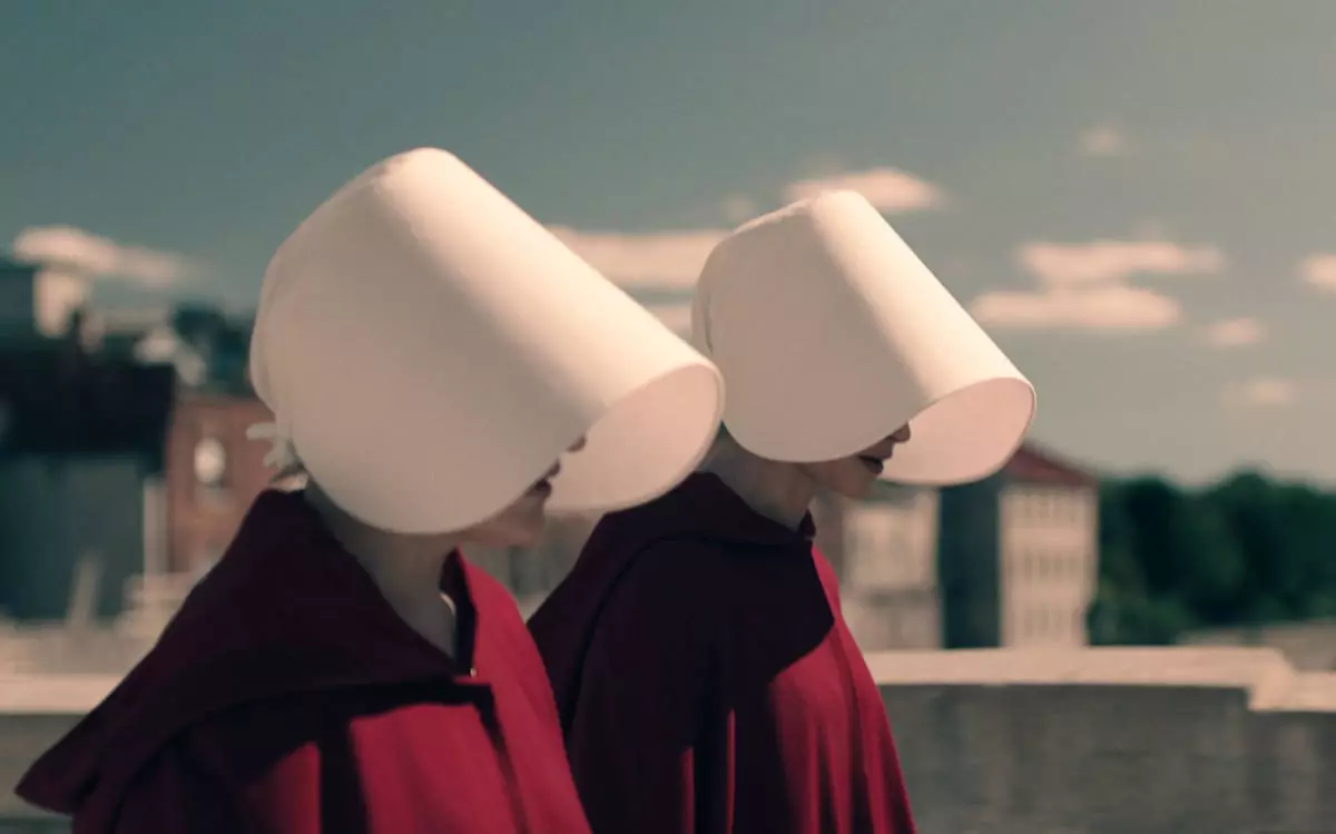 Still uit de HBO-serie The Handmaid's Tale bewerking van de gelijknamige roman.