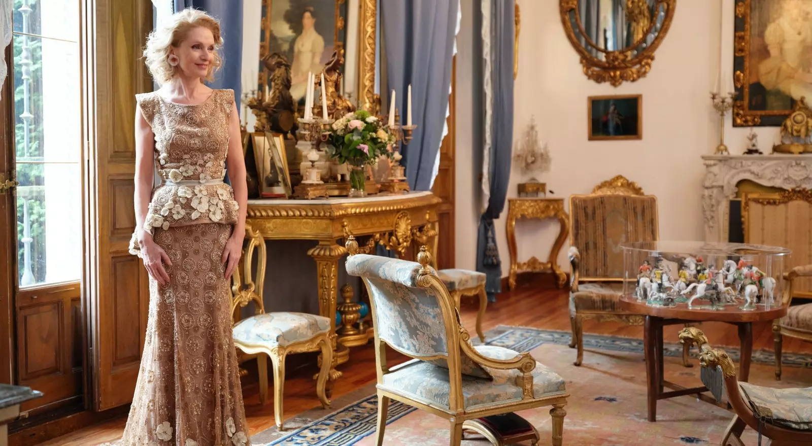 Pilar Gonzlez de Gregorio, işlemeli bir Jantaminiau haute couture elbisesiyle sarayının Elizabeth dönemine ait odasında poz veriyor ve...