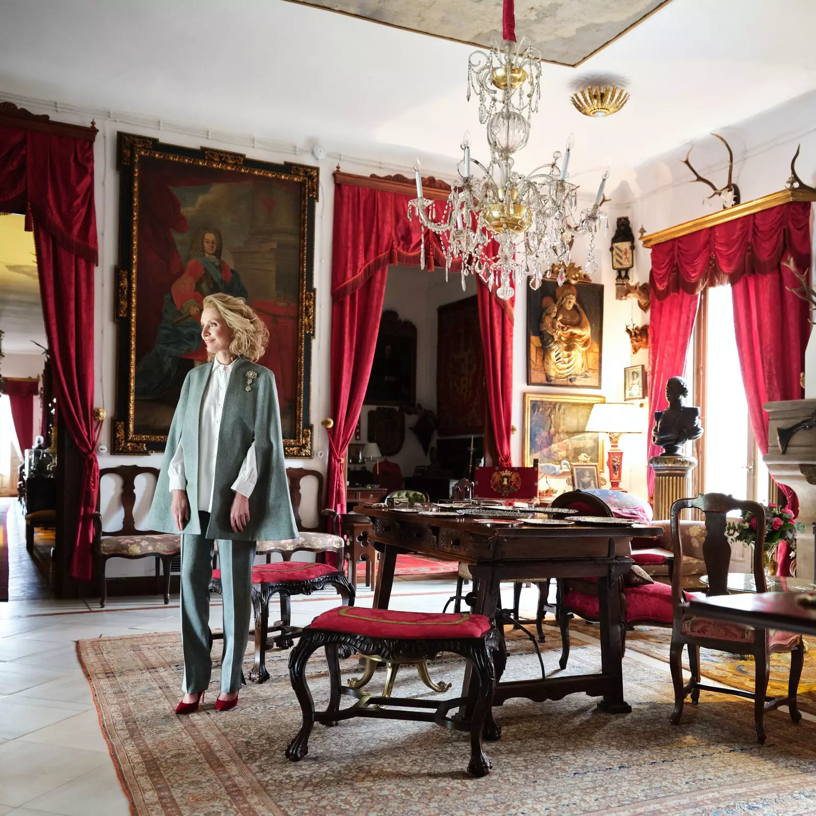 Pilar dans le hall de son palais avec un total look Jantaminiau Armoire, des chaussures Manolo Blahnik et une broche Brcena...