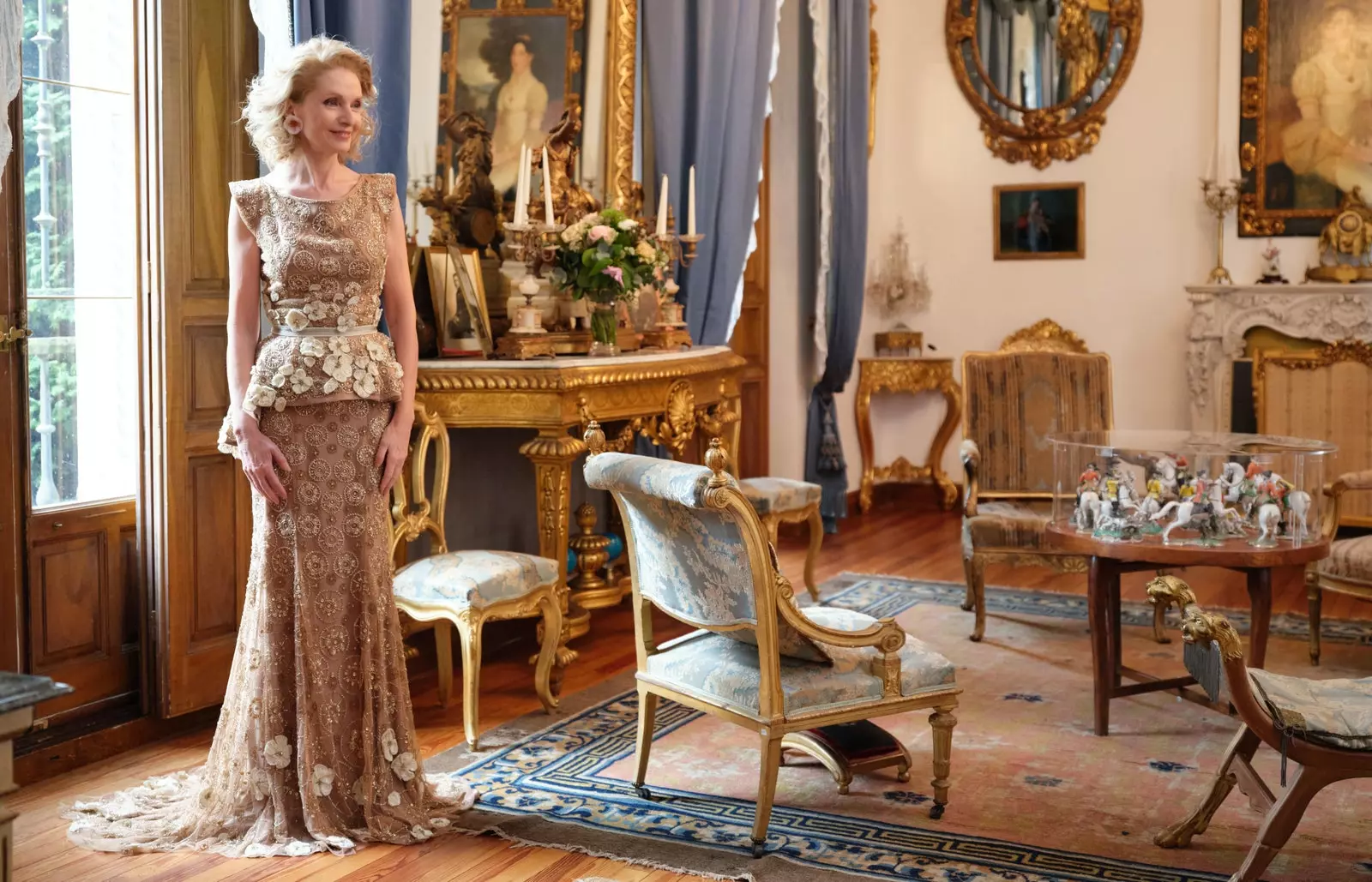 Pilar Gonzlez de Gregorio posearret yn 'e Elizabethaanske keamer fan har paleis yn in geborduurde Jantaminiau haute couture jurk en ...