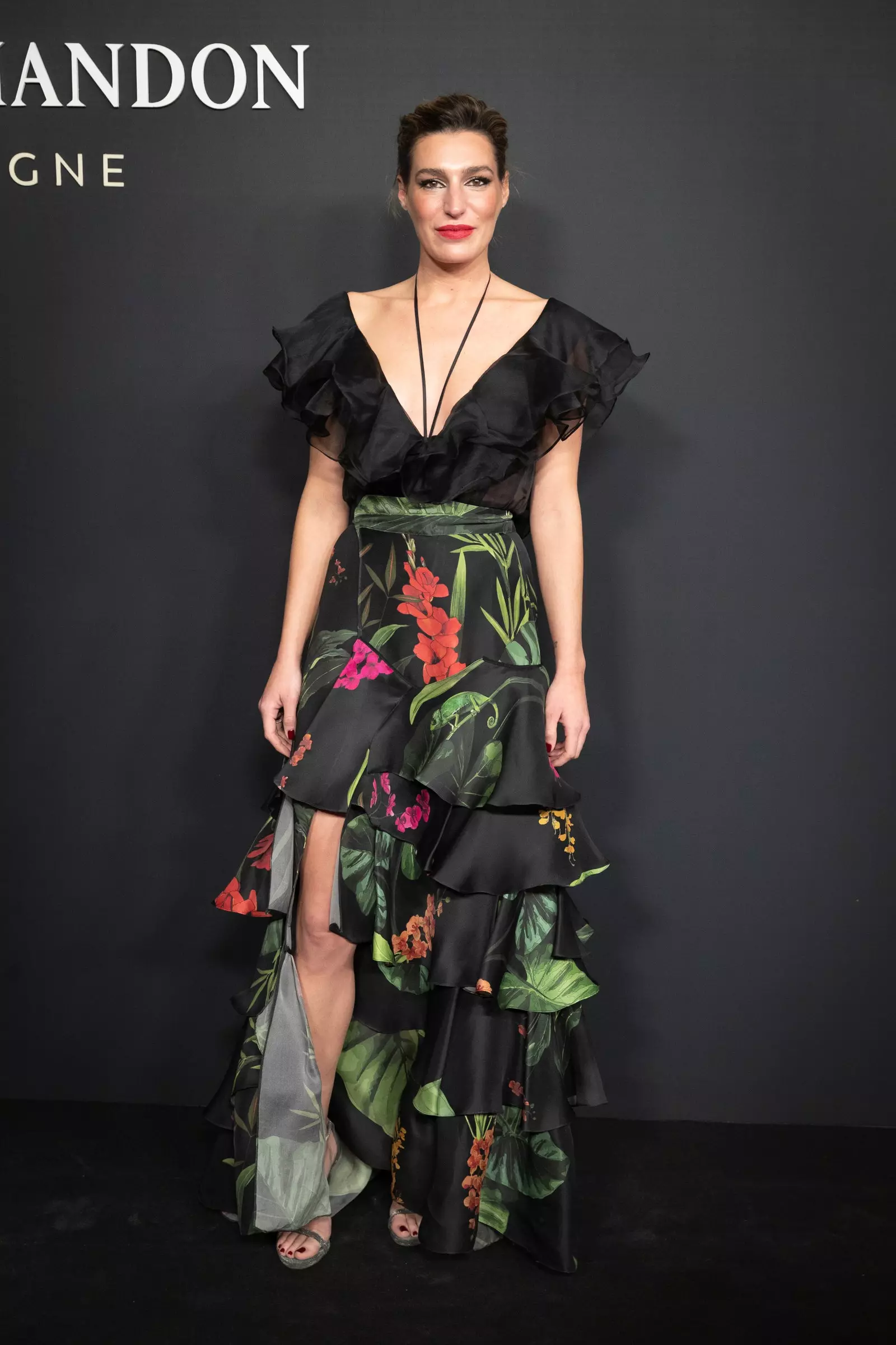 Eugenia Osborne flounced skirt සහ flamenco airs සහිත ඇඳුමකින්.